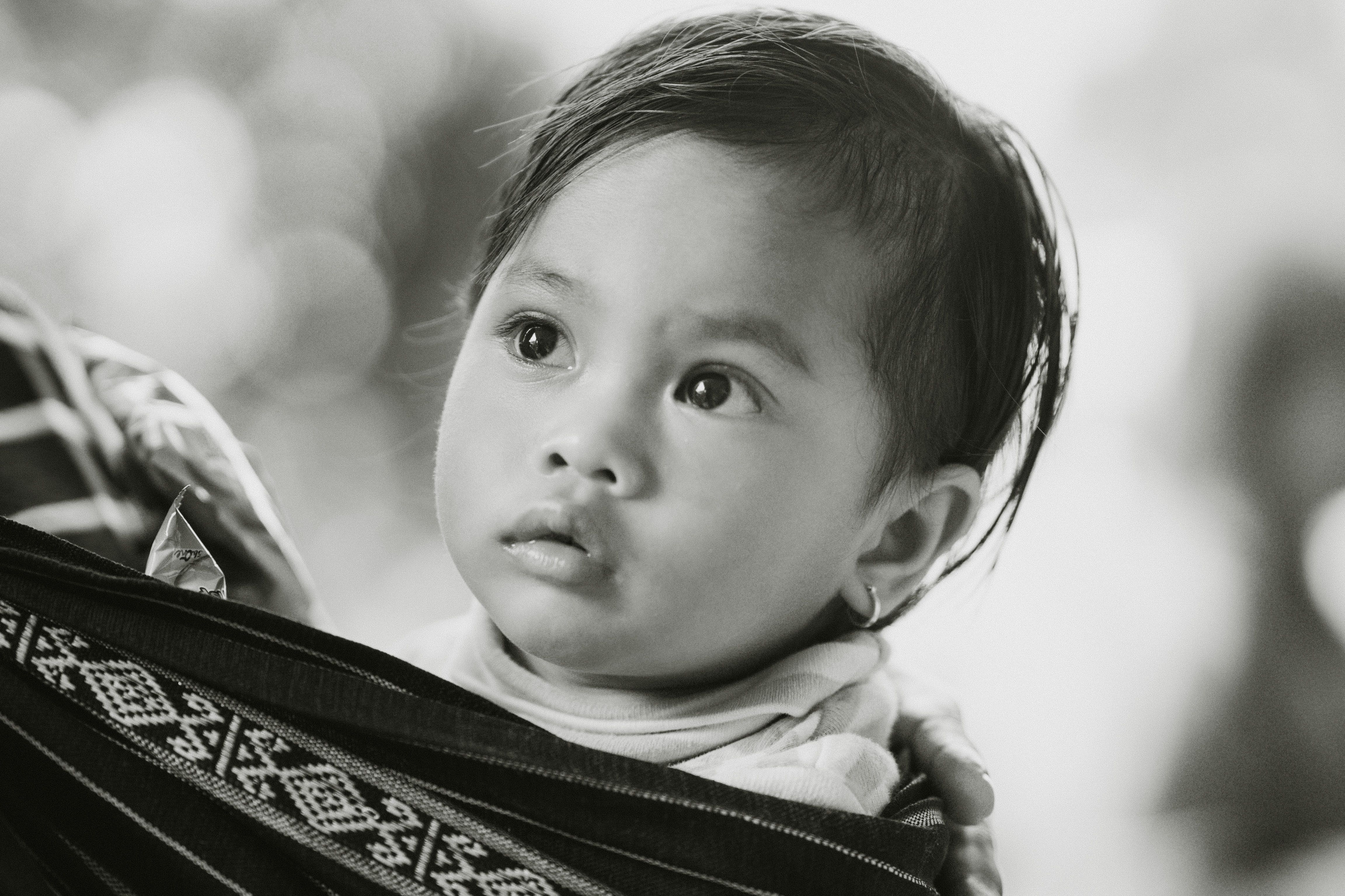 Potret Menawan Bayi Menggemaskan Dalam Gendongan Tradisional · Foto ...