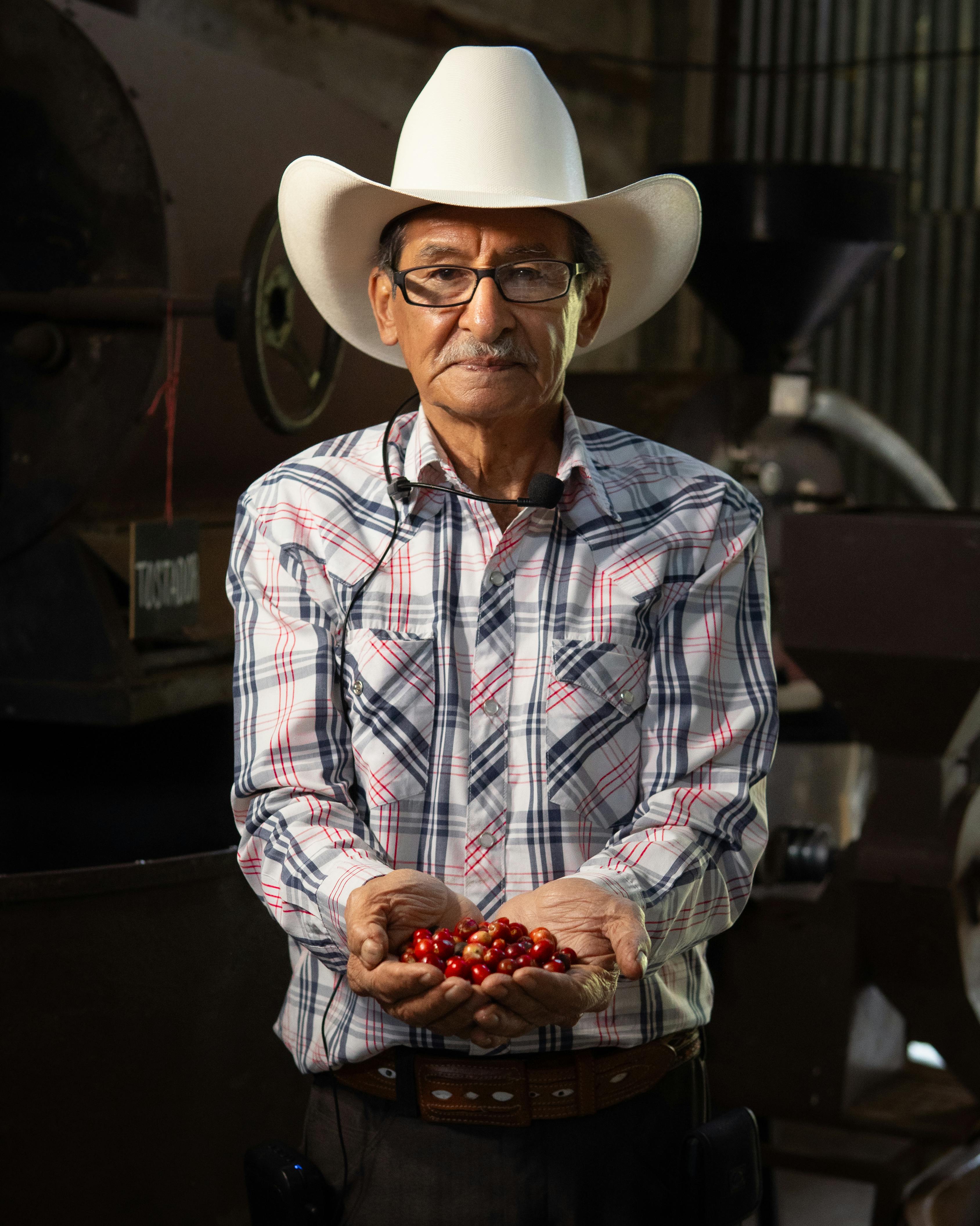 Productor De Café Mexicano Sosteniendo Granos Frescos · Foto de stock ...