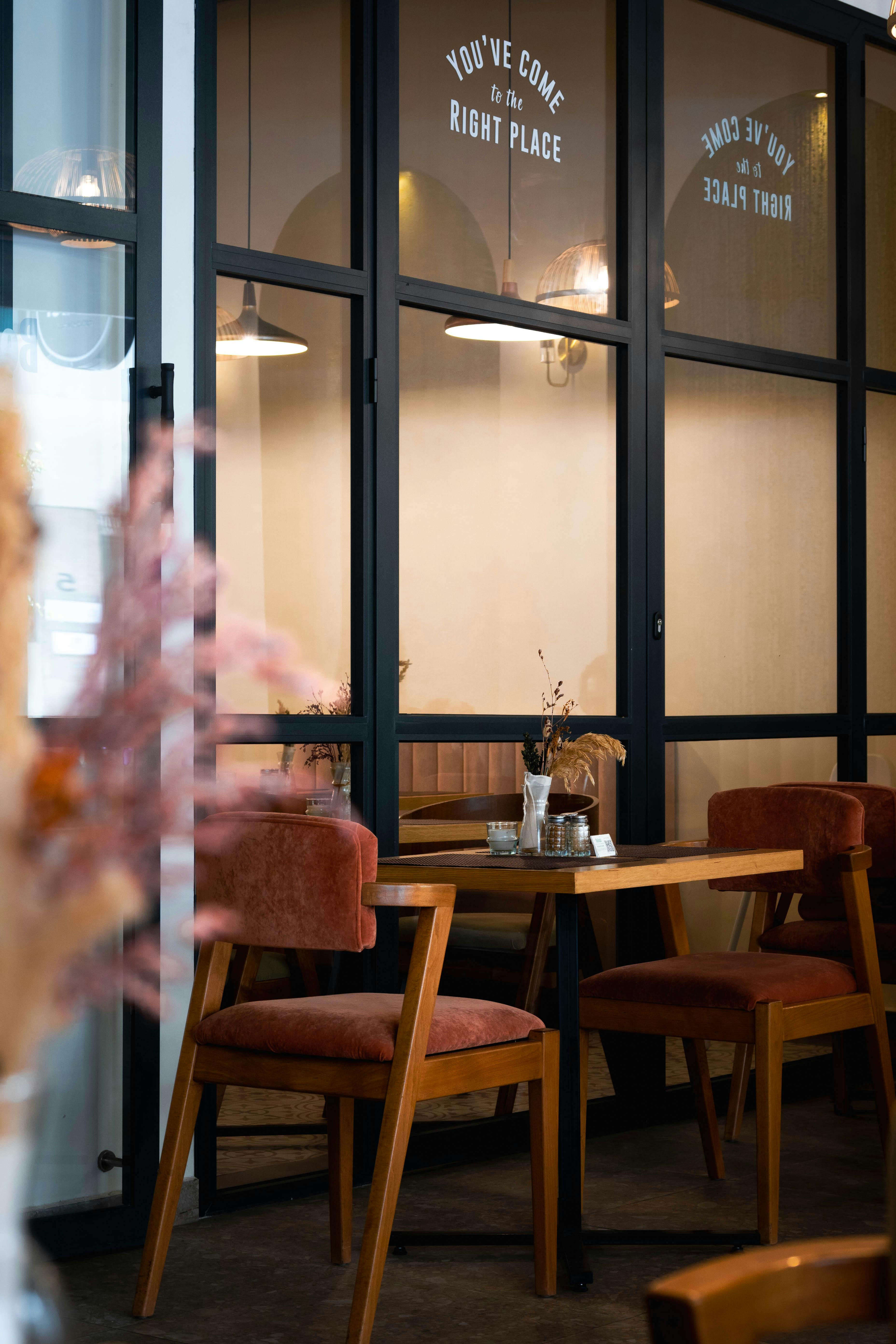 Intérieur De Café Cosy Avec Décor Vintage à Casablanca · Photo gratuite