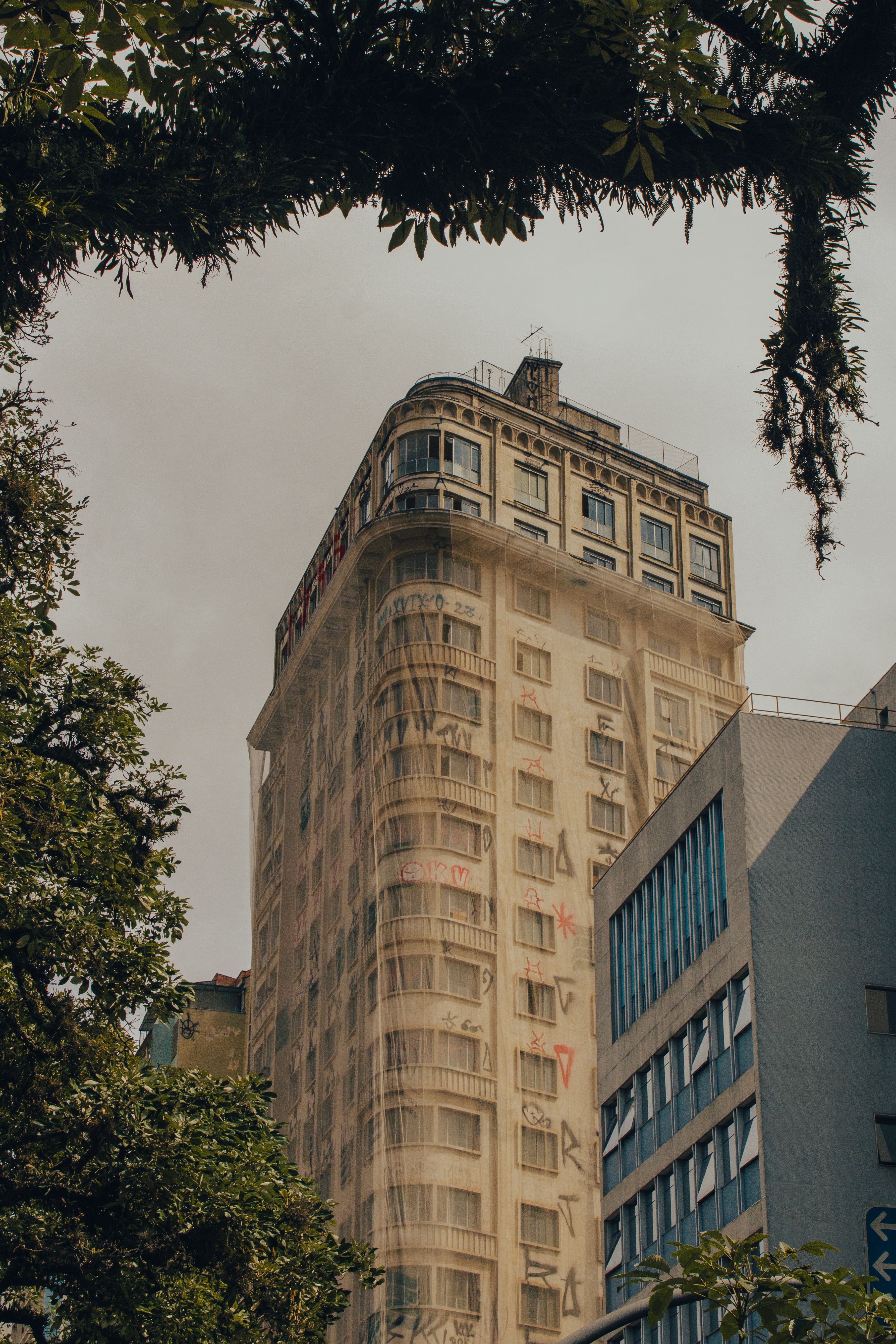 Urban Building with Graffiti in City Center · Free Stock Photo
