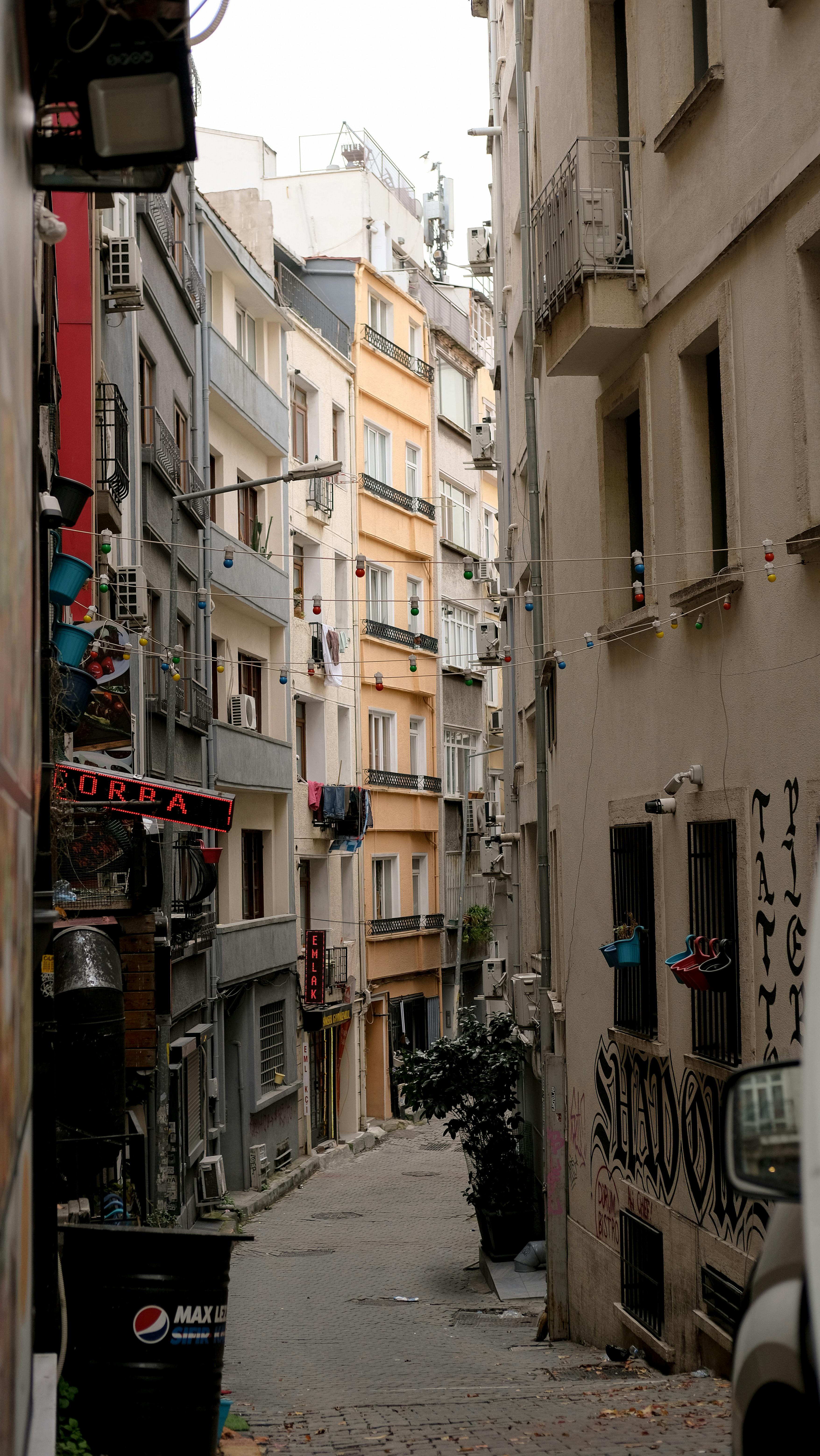 Narrow street with buildings at night city · Free Stock Photo