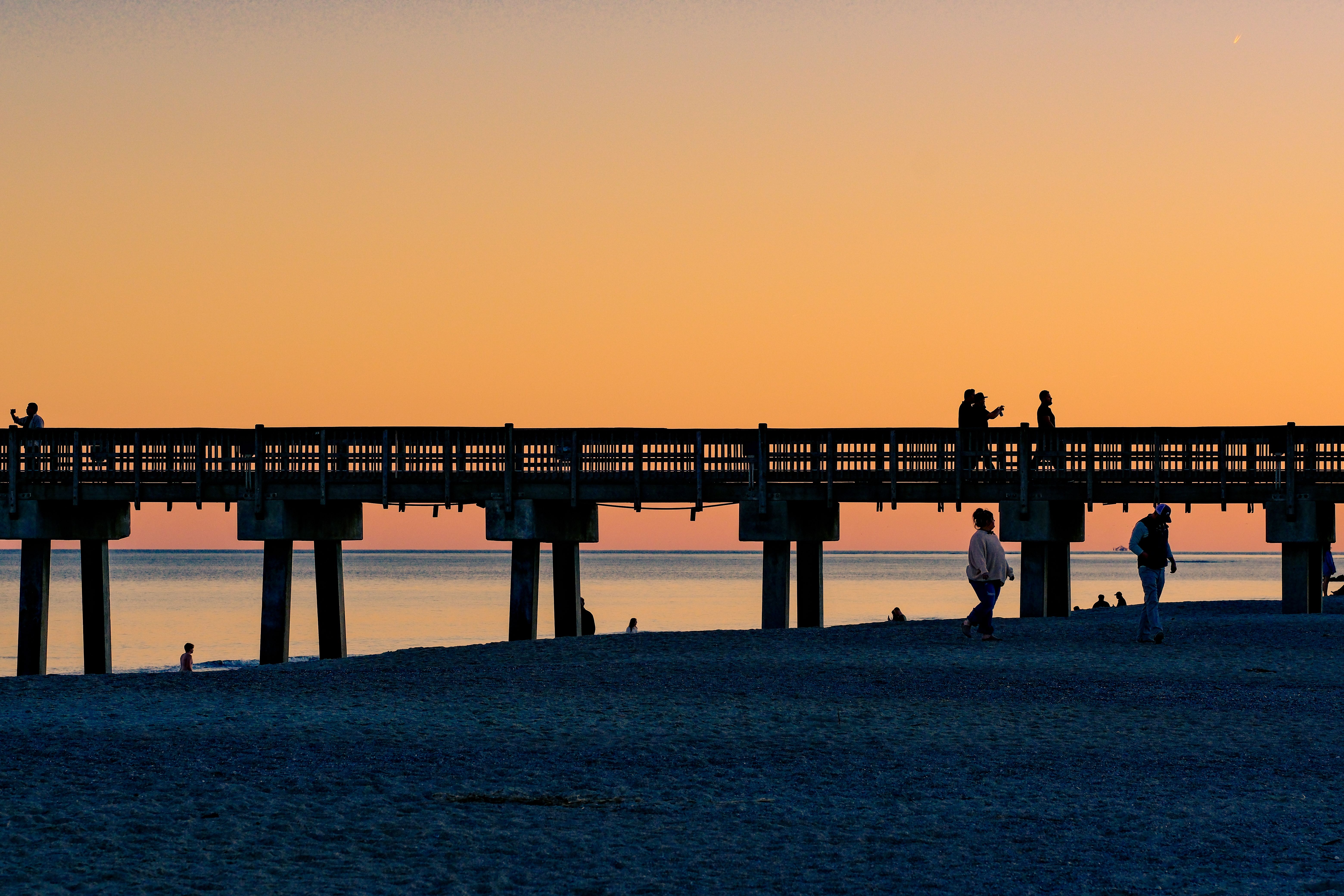 Vista Panorámica Del Atardecer Desde Un Muelle De Playa · Foto de stock ...
