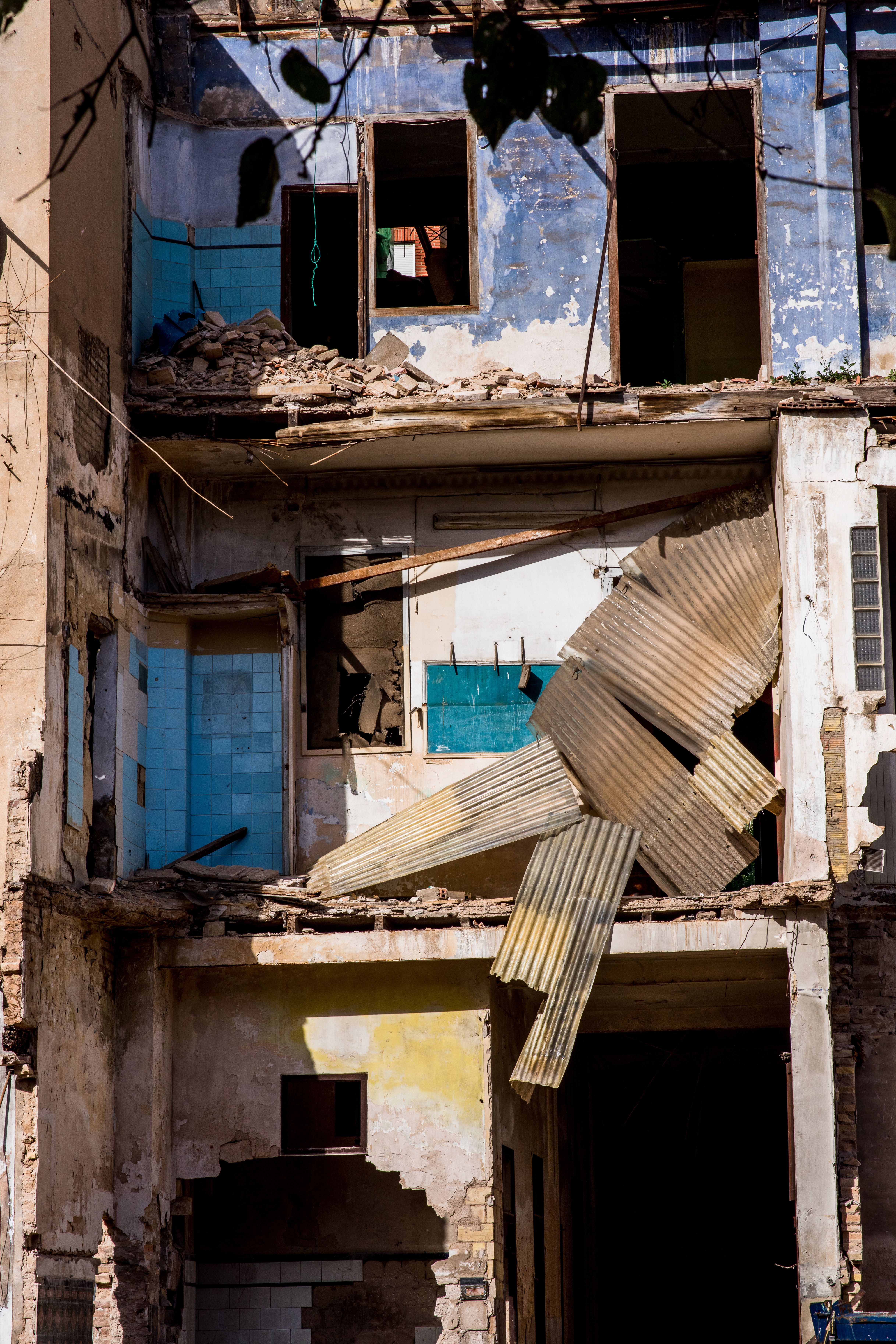 Crumbling Urban Building in Daylight · Free Stock Photo