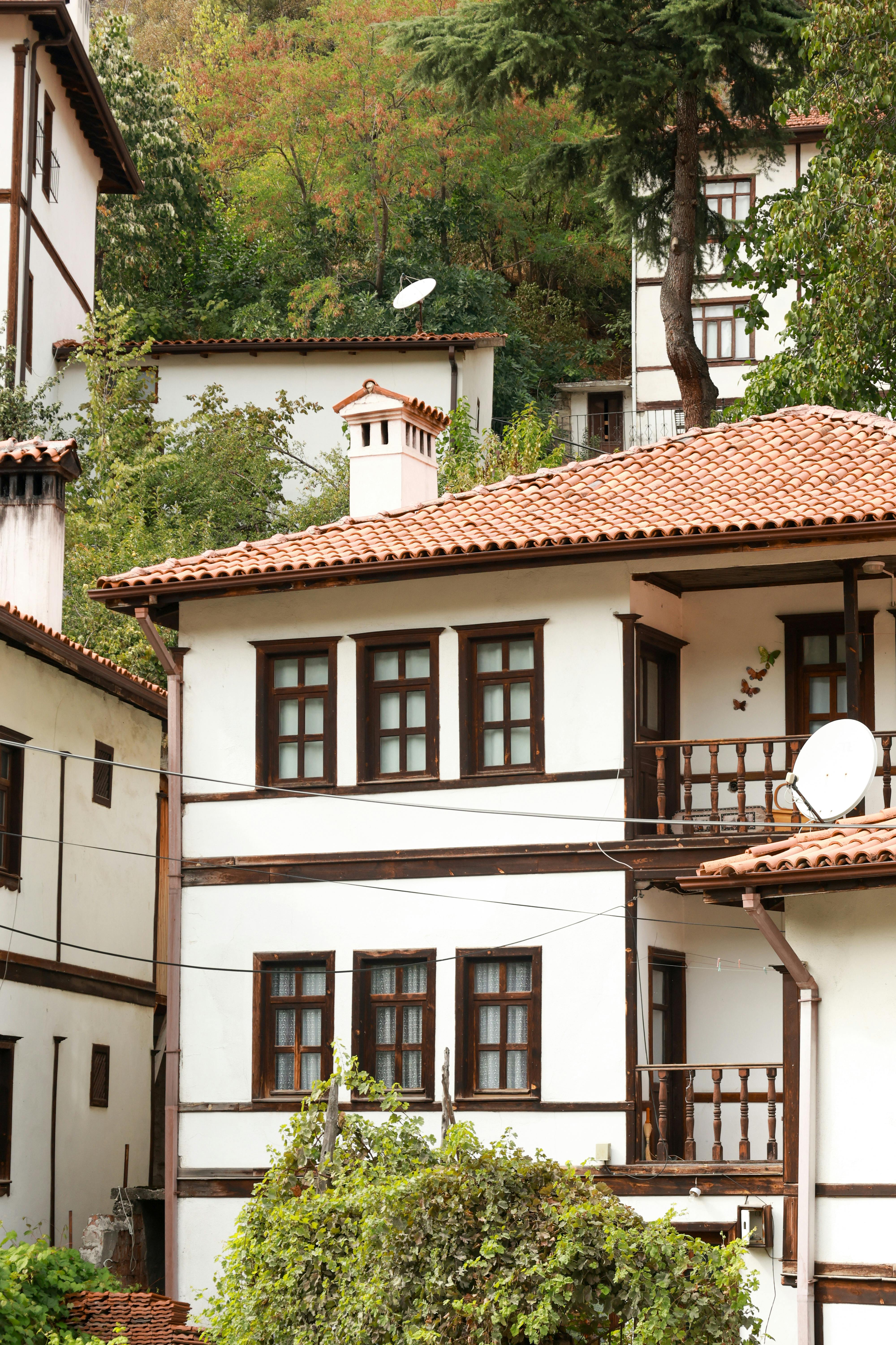 Rumah Tradisional Ottoman Dengan Tanaman Hijau Yang Rimbun · Foto Stok ...