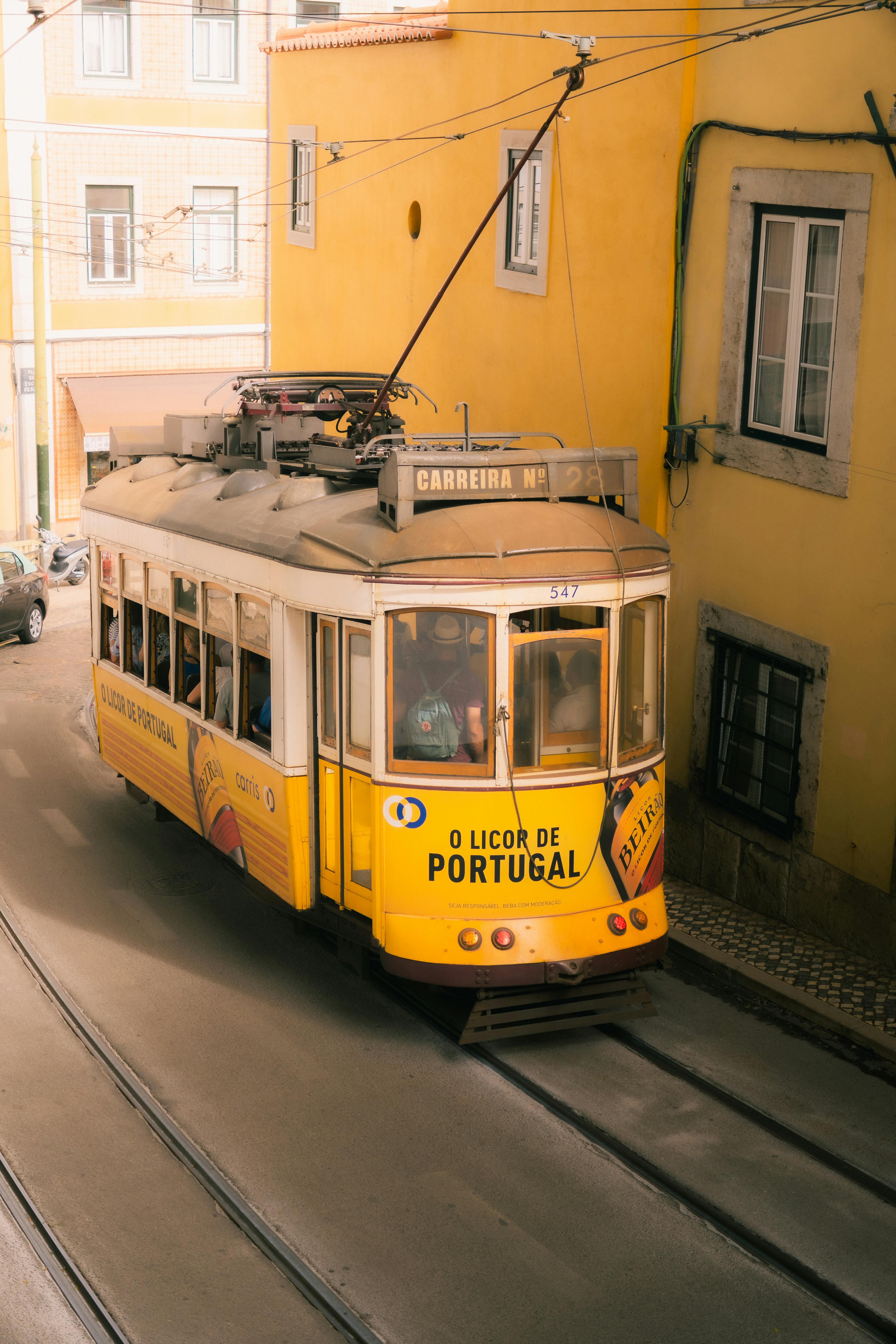 El Icónico Tranvía Amarillo En Las Calles Históricas De Lisboa · Foto ...