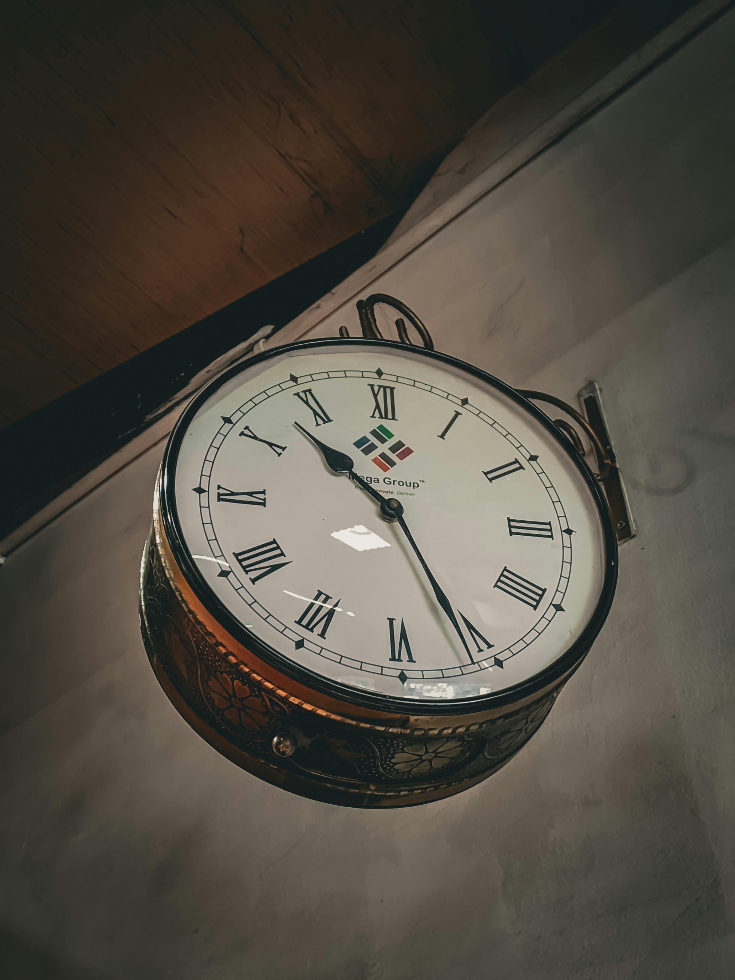 Jam Dinding Antik Elegan Dengan Angka Romawi · Foto Stok Gratis