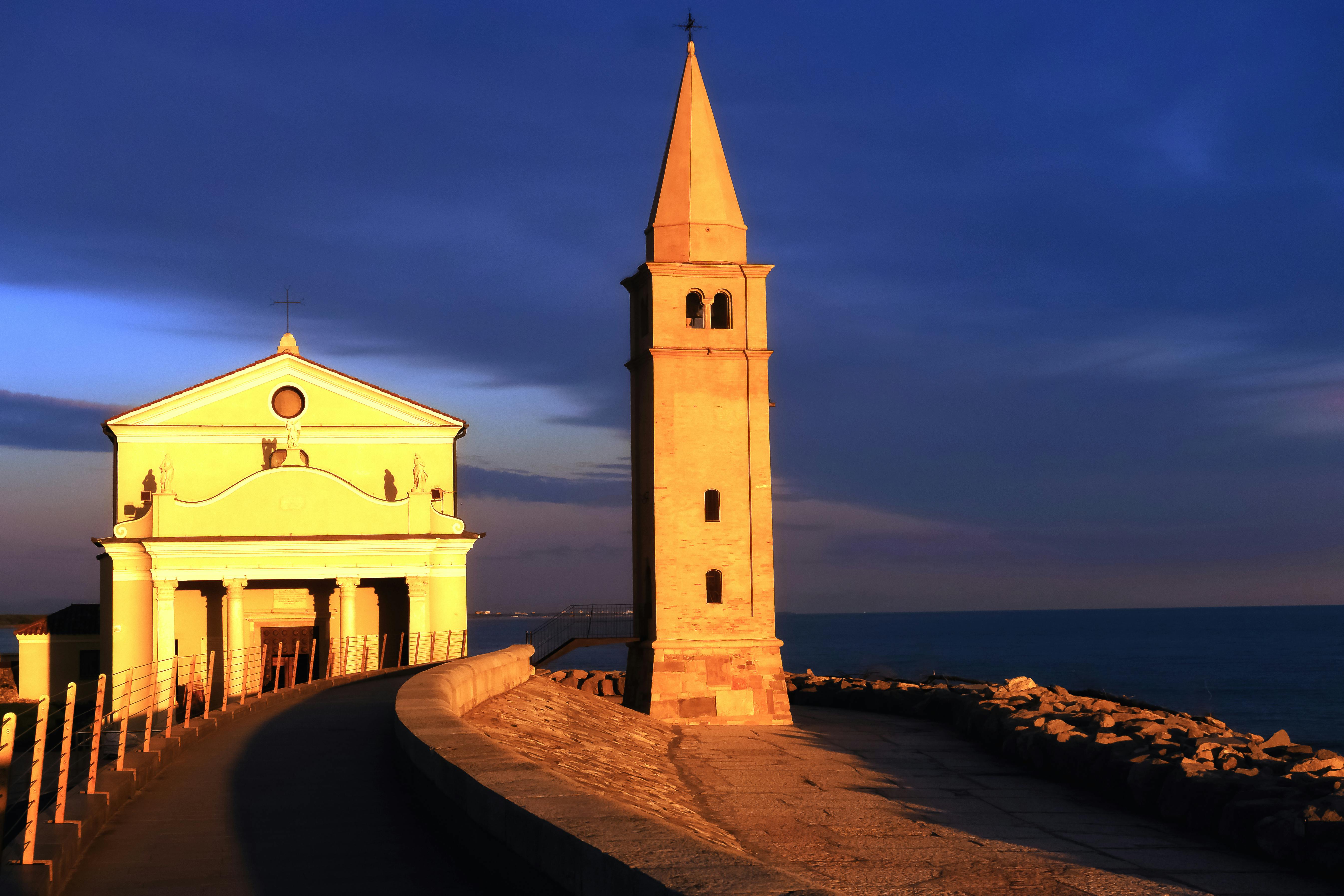 Pôr Do Sol Sobre A Histórica Igreja E Farol De Caorle · Foto ...