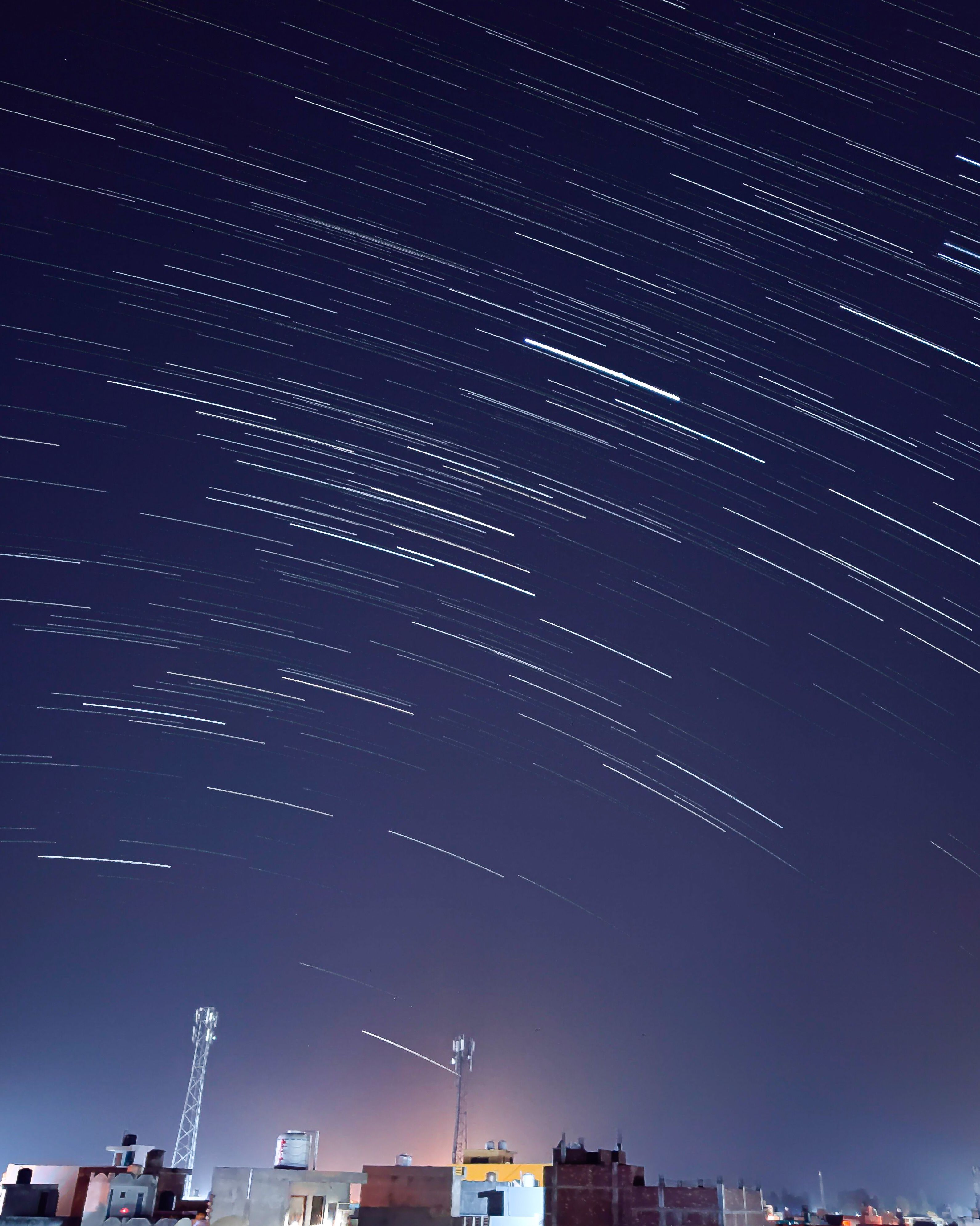 Rastros De Estrelas Sobre A Paisagem Urbana à Noite · Foto profissional ...