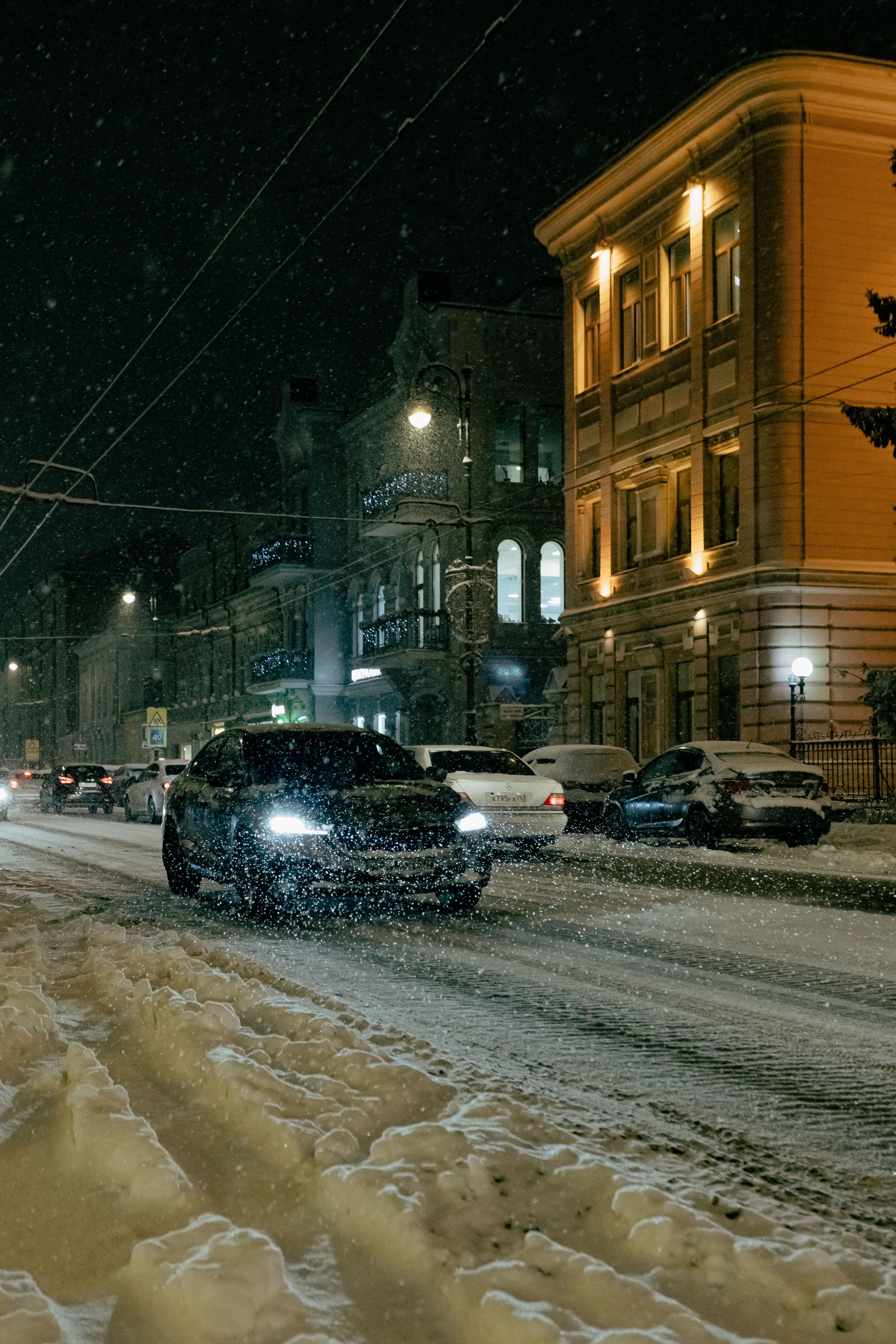 Night Snowfall on Busy City Street · Free Stock Photo