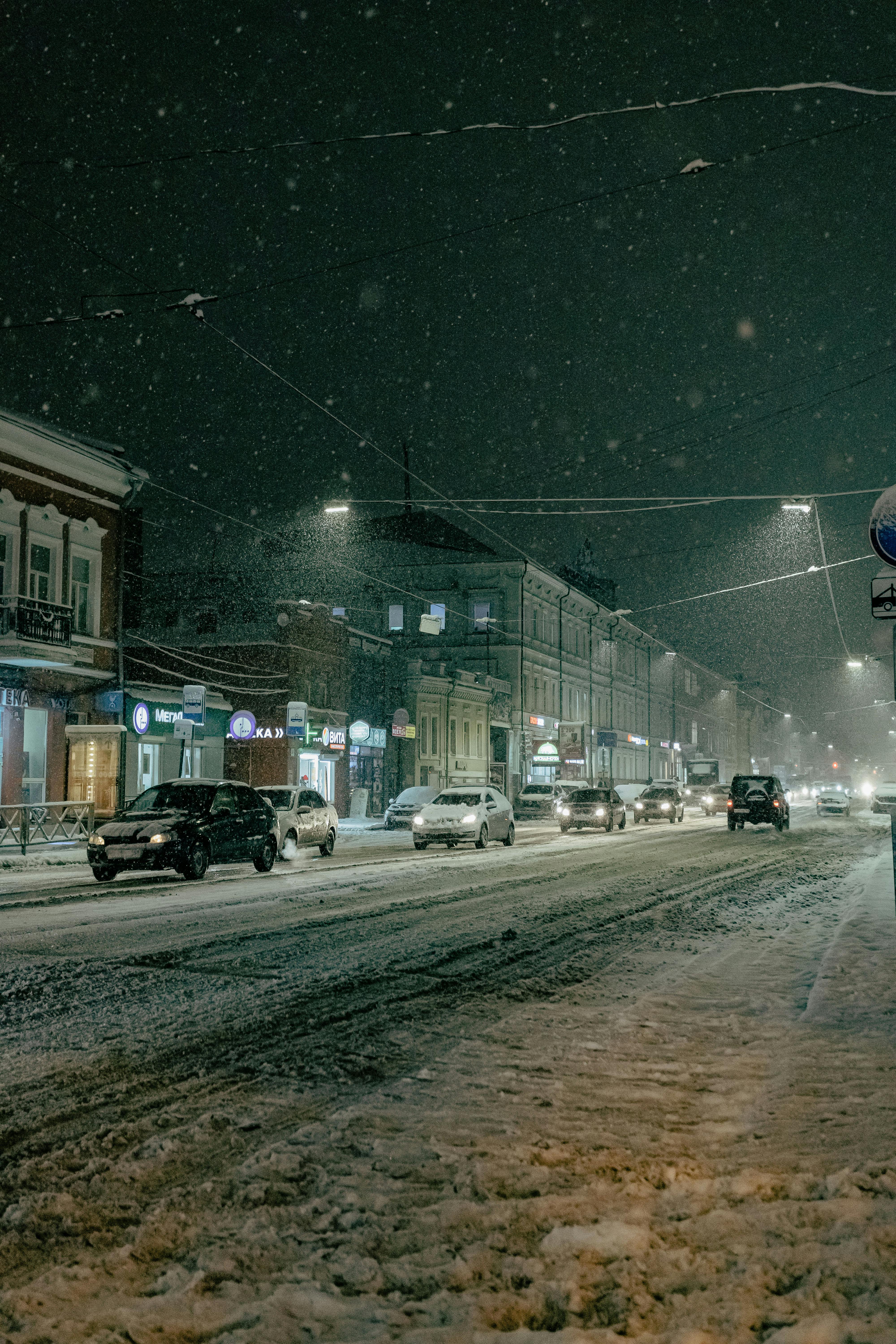 Snowy Night Street Scene with Traffic · Free Stock Photo