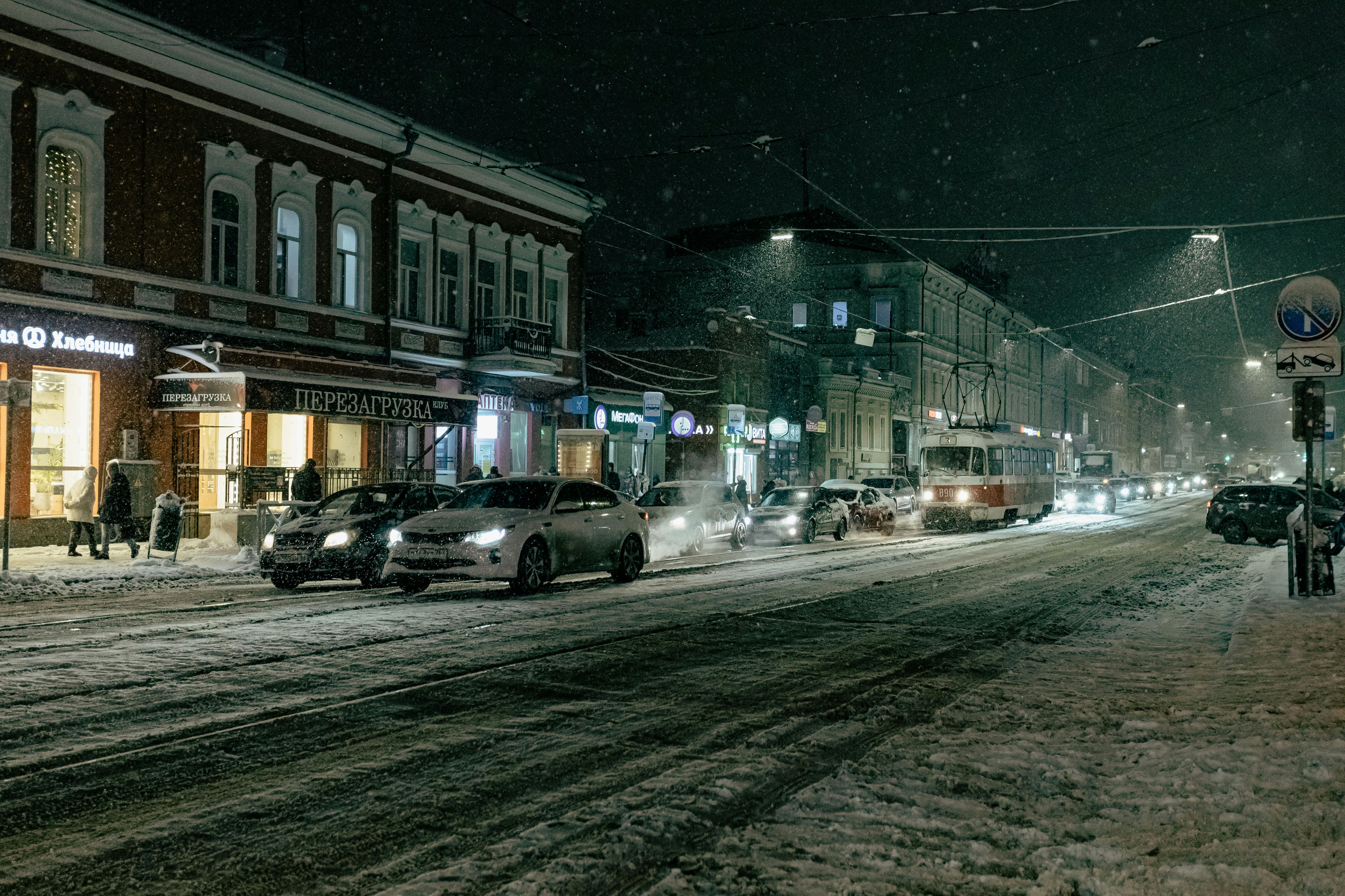 Snowy Night Street Scene with Traffic · Free Stock Photo