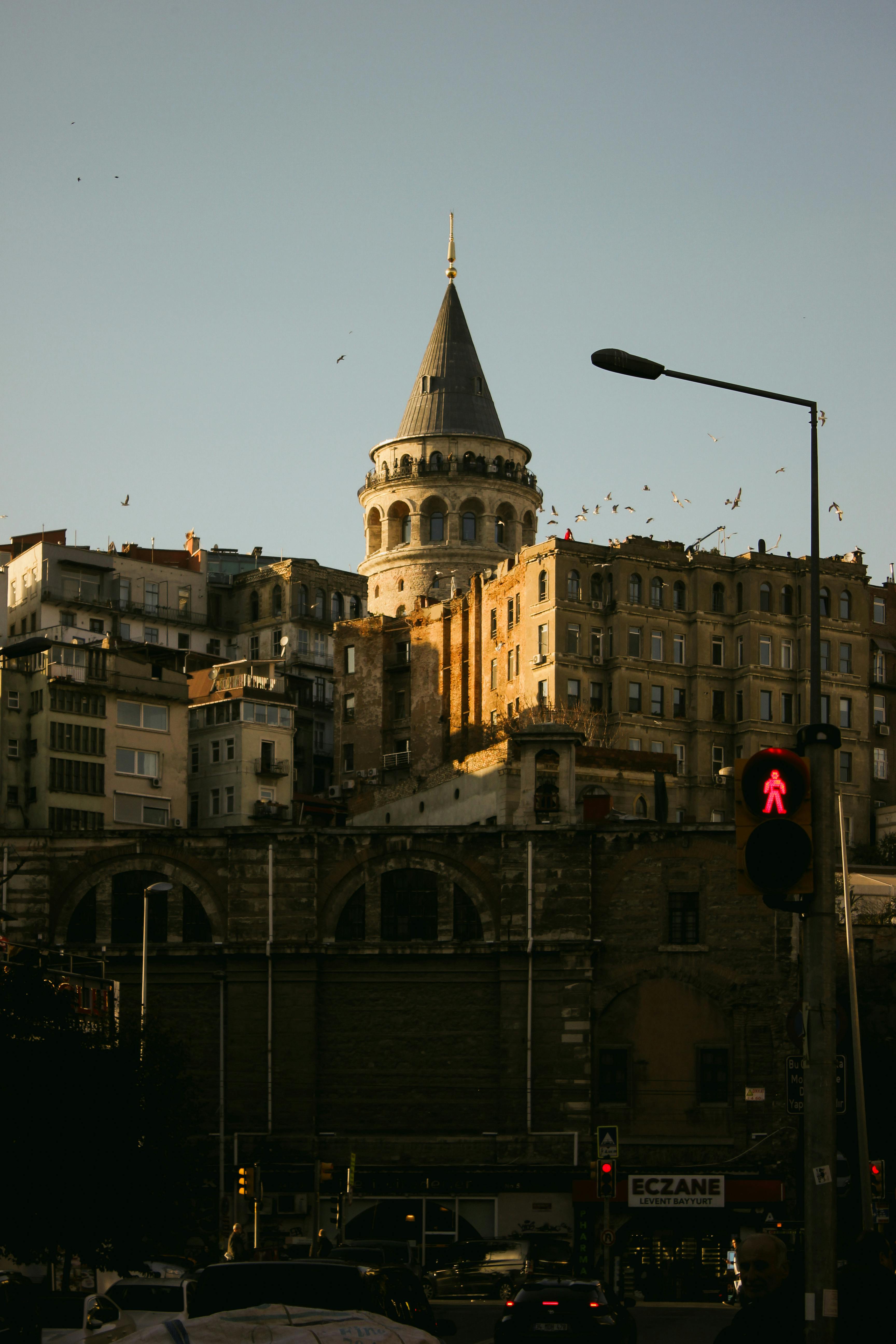 Menara Galata Dengan Arsitektur Di Sekitarnya Saat Senja · Foto Stok Gratis