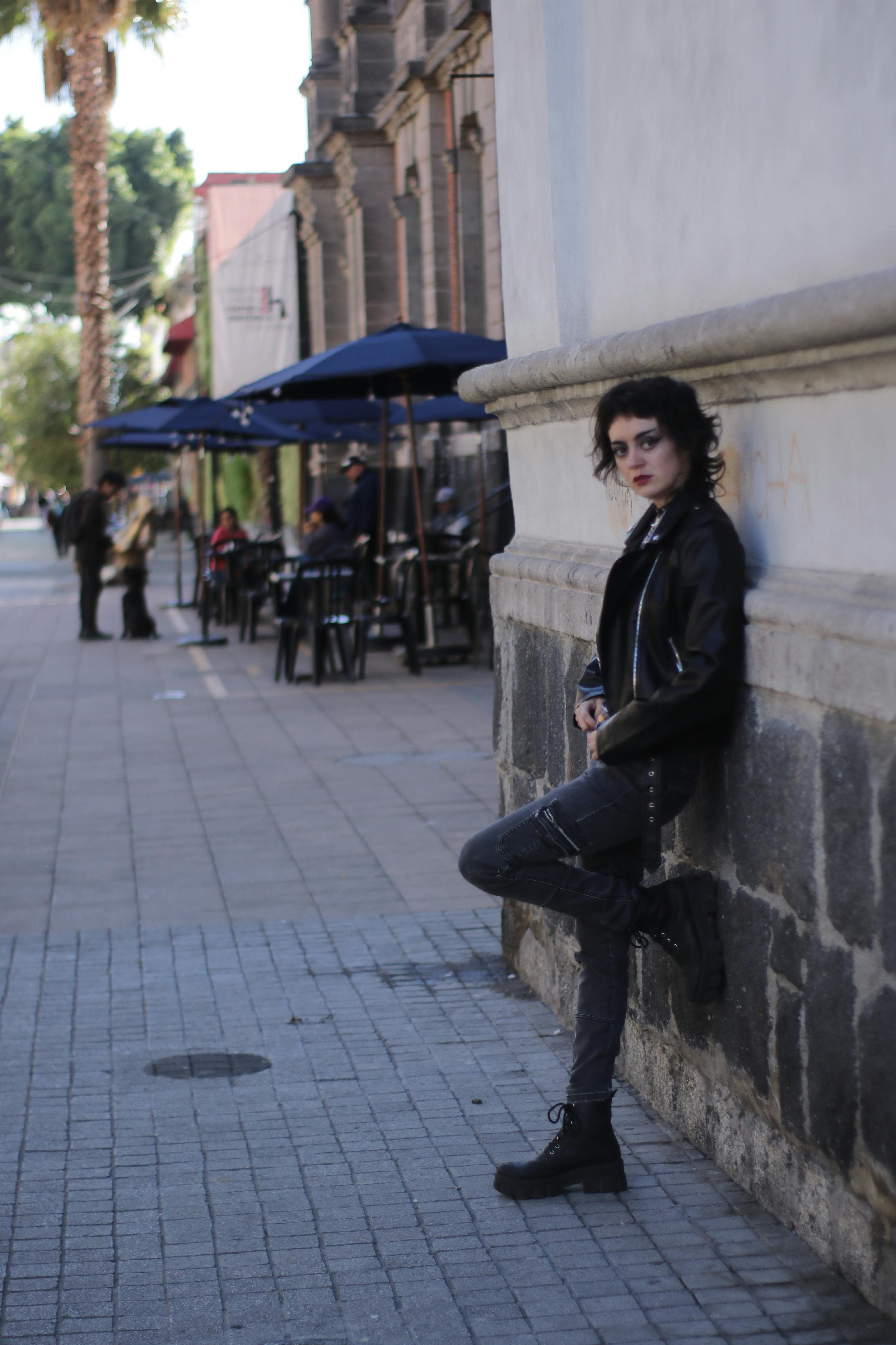 Look De Moda Vanguardista En Una Esquina Urbana · Foto de stock gratuita