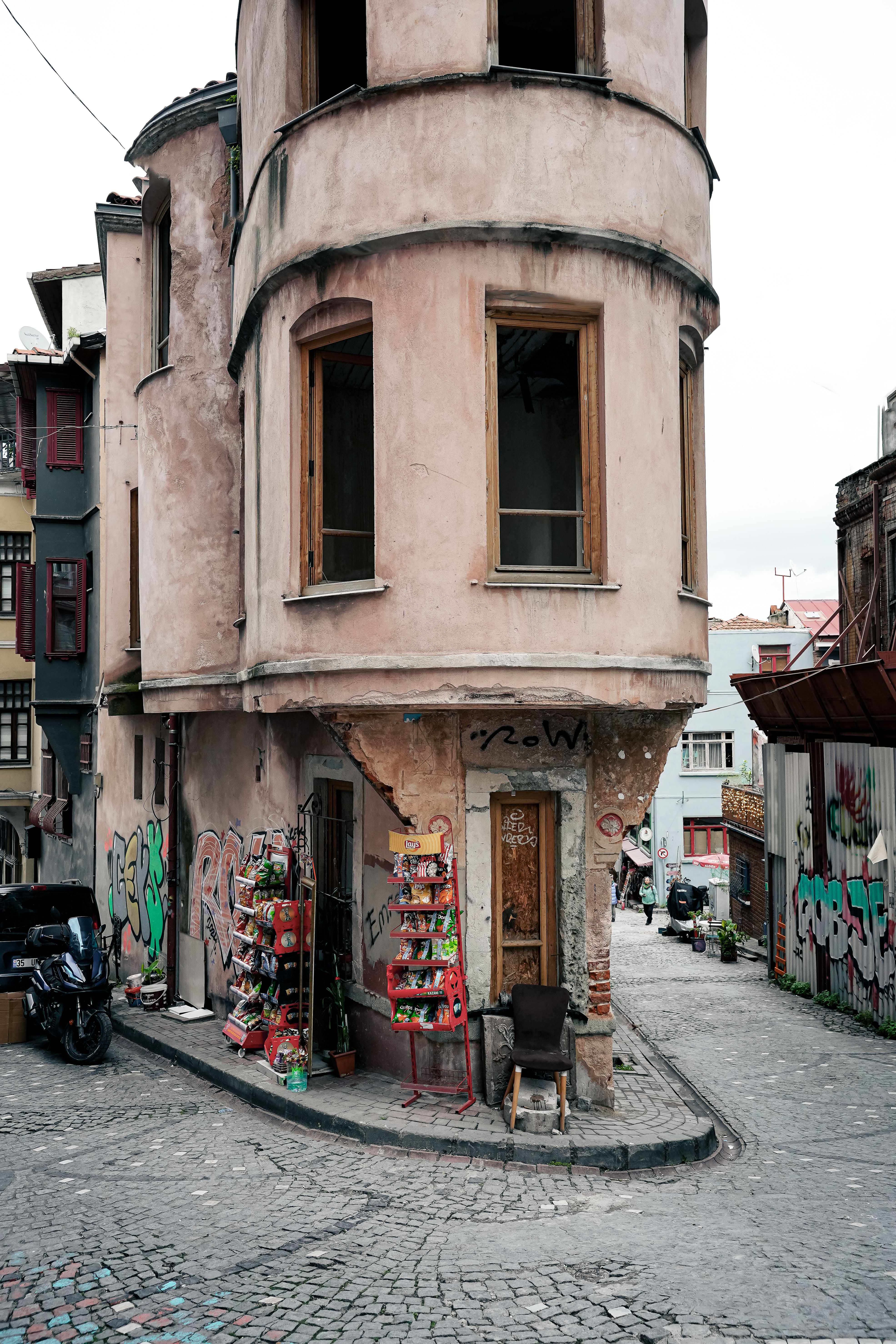 Charming Old Street Corner with Rustic Building · Free Stock Photo