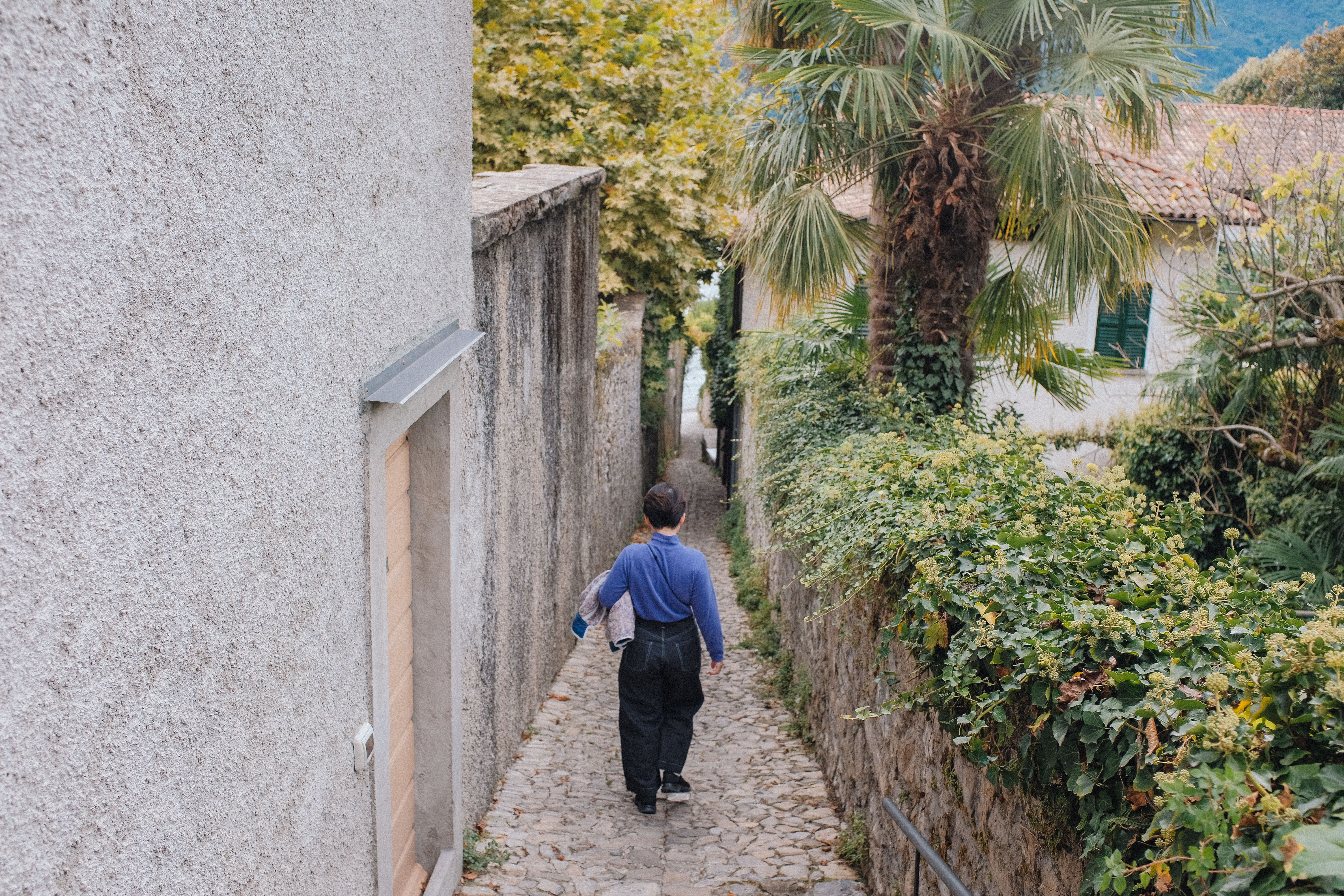 Persona Paseando Por Un Pintoresco Callejón Europeo · Foto de stock ...