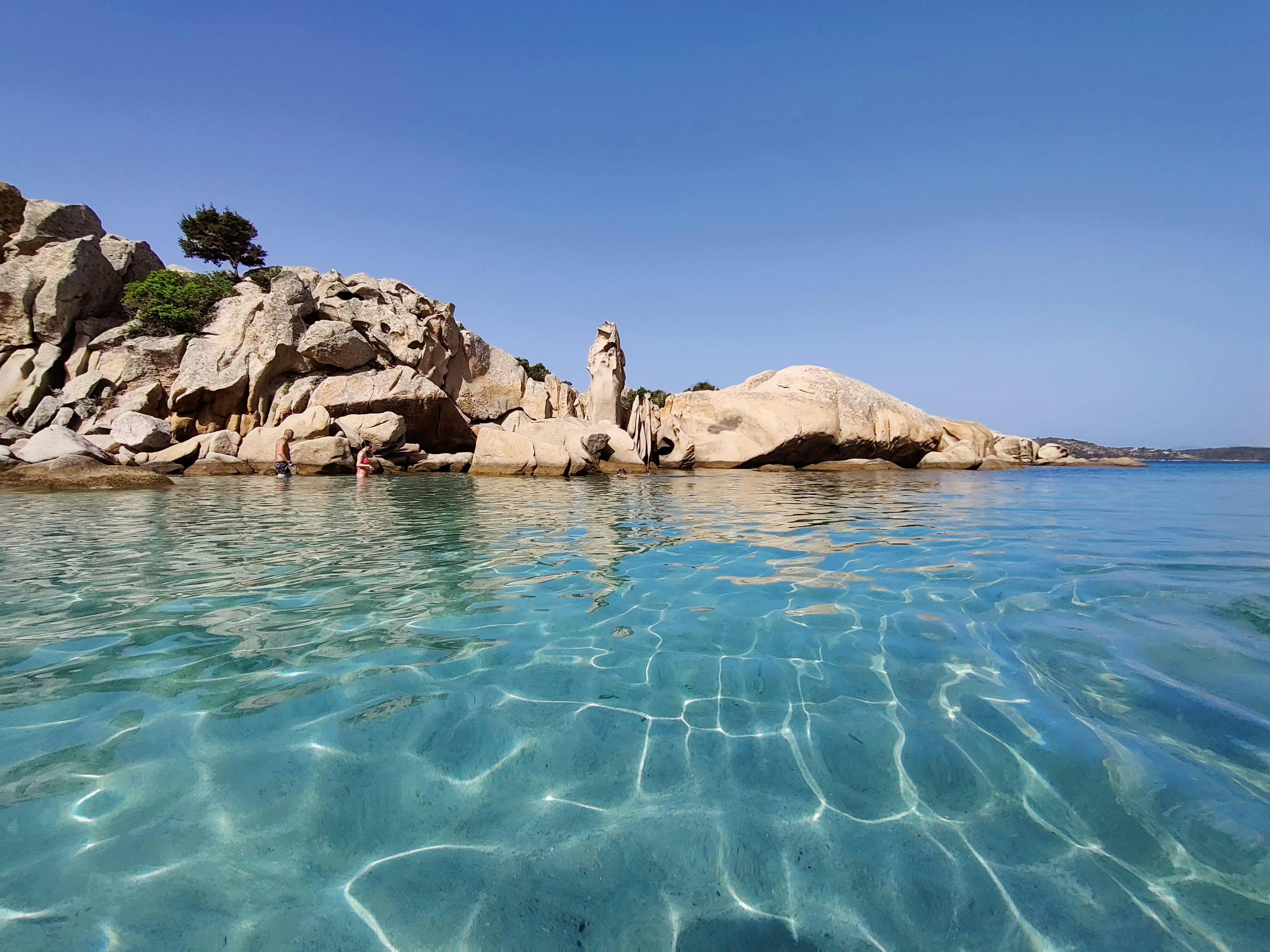 Águas Cristalinas E Costas Rochosas Sob O Céu Azul · Foto profissional ...