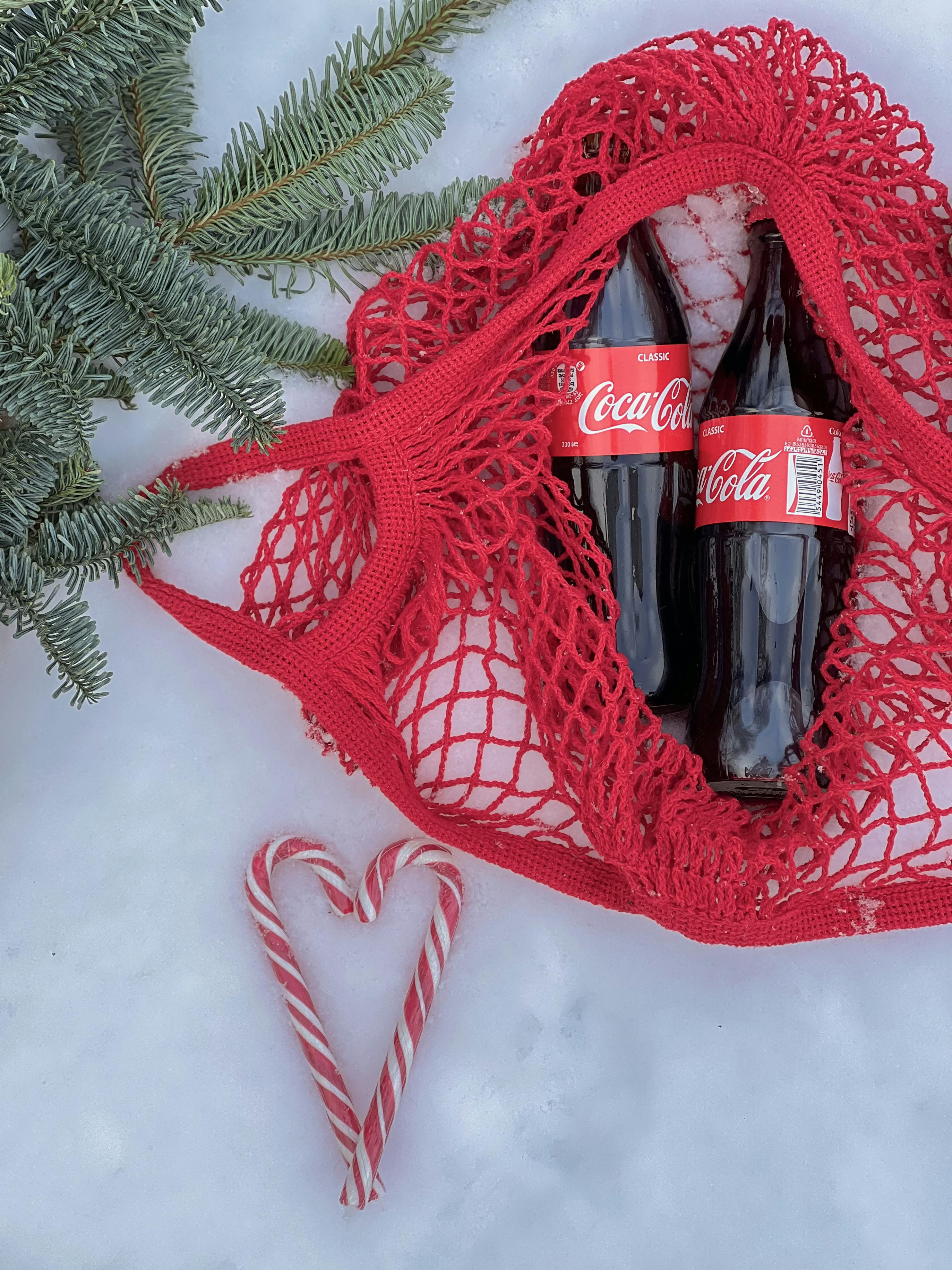 Botellas De Coca Cola Festivas En La Nieve Con Bastones De Caramelo · Foto de stock gratuita