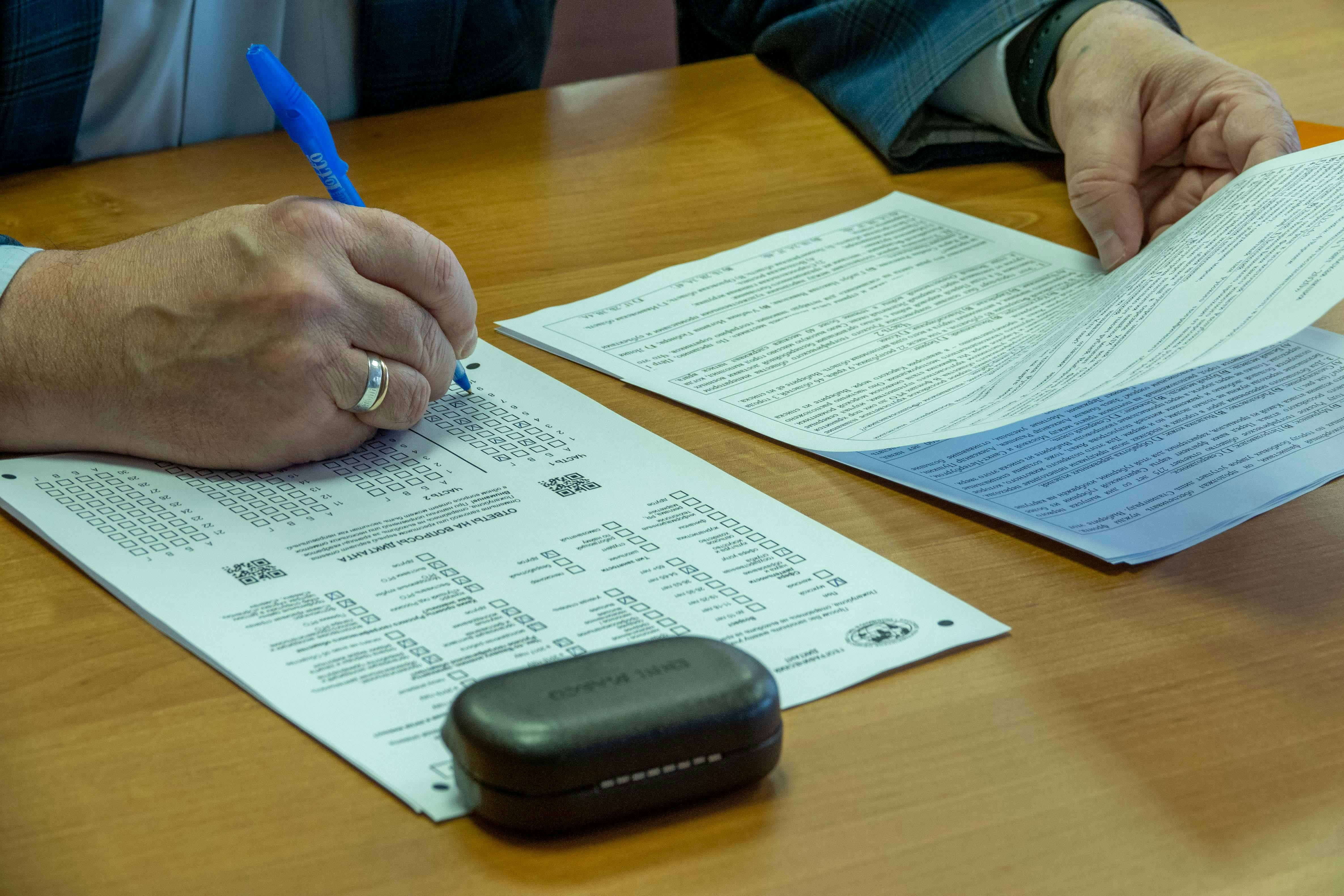 Hombre Completando Documentos Oficiales Con Un Bolígrafo · Foto de ...