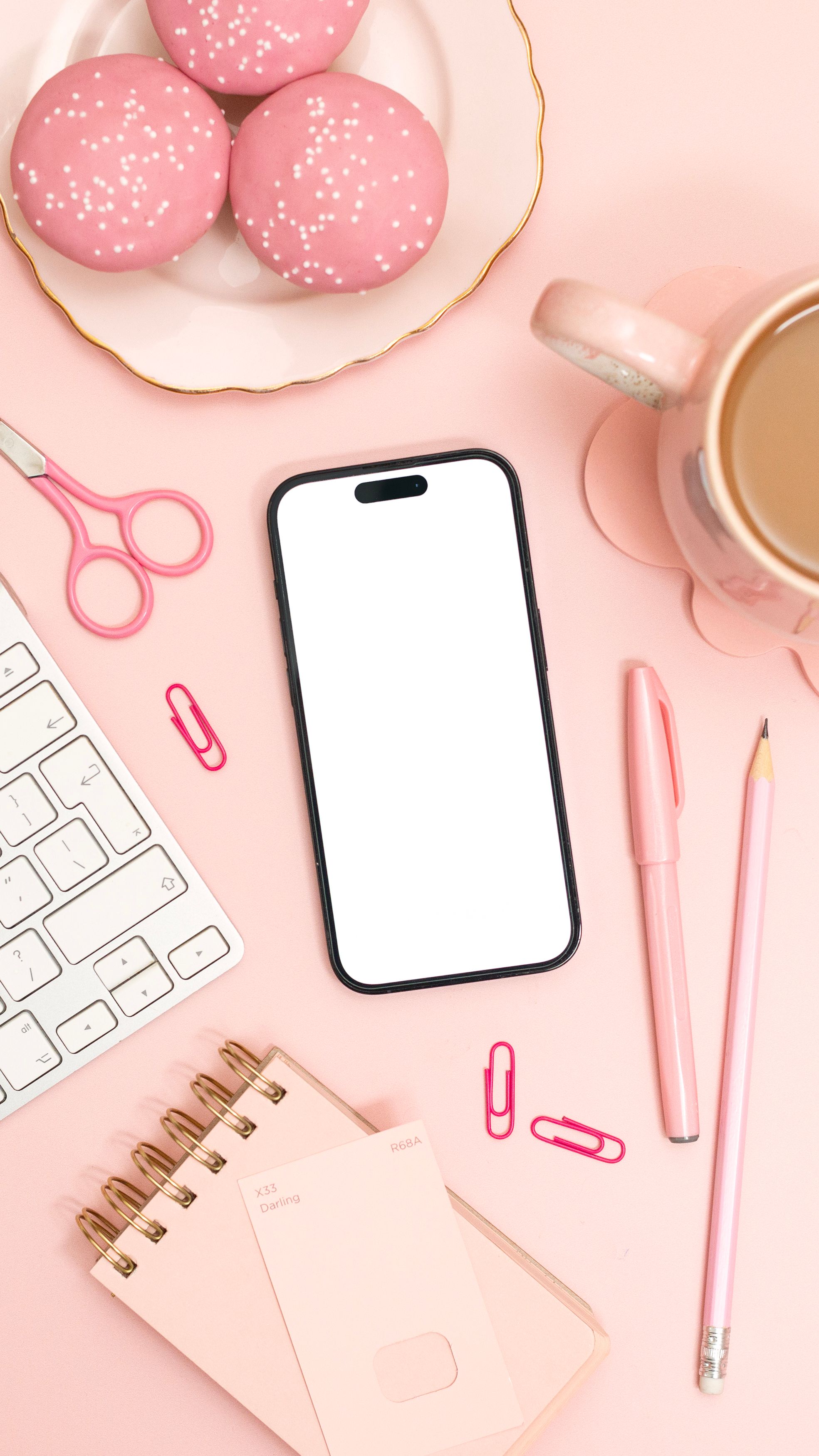 Mockup Meja Kantor Bertema Pink Dengan Ponsel Pintar · Foto Stok Gratis