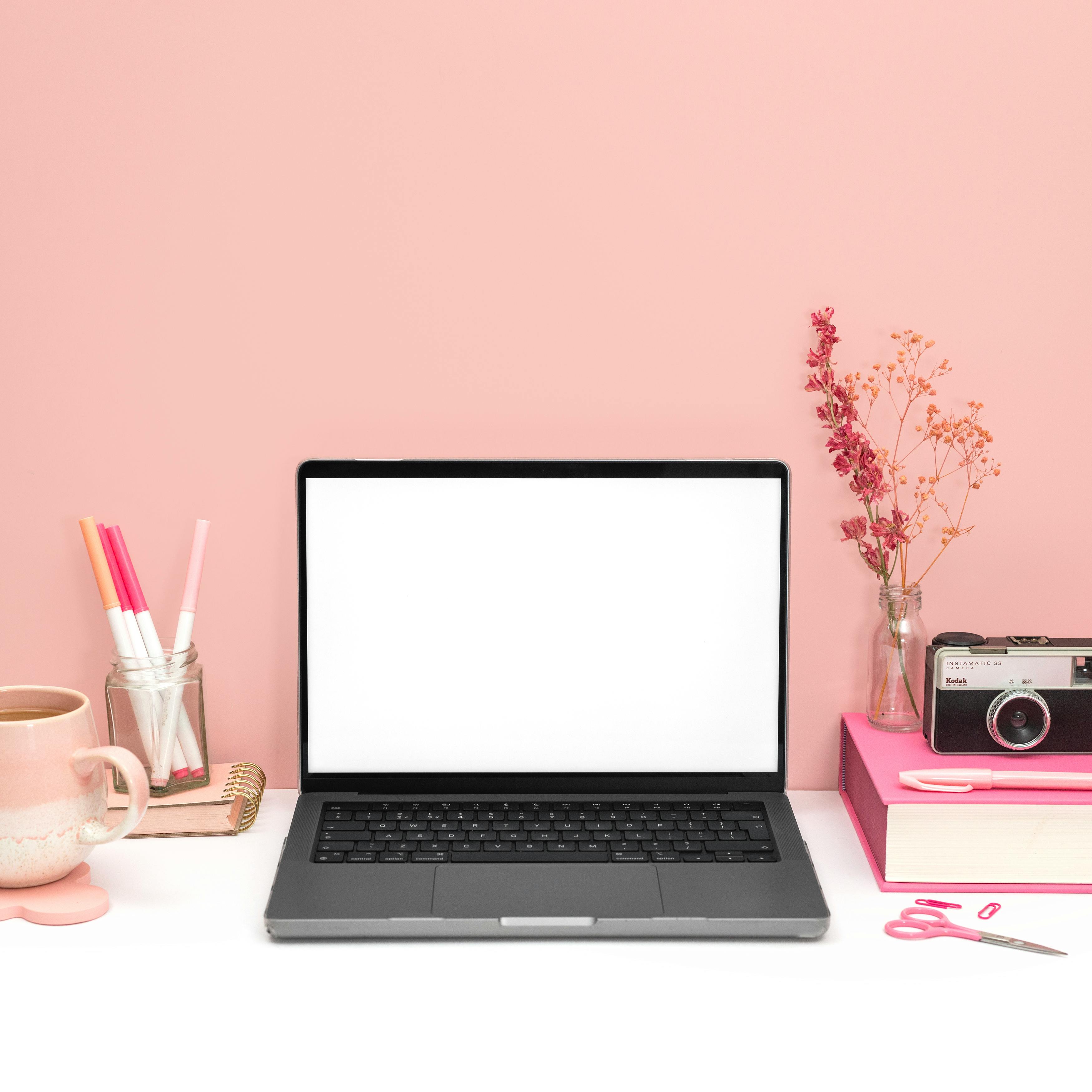 Meja Estetika Pink Dengan Laptop Dan Kamera Vintage · Foto Stok Gratis