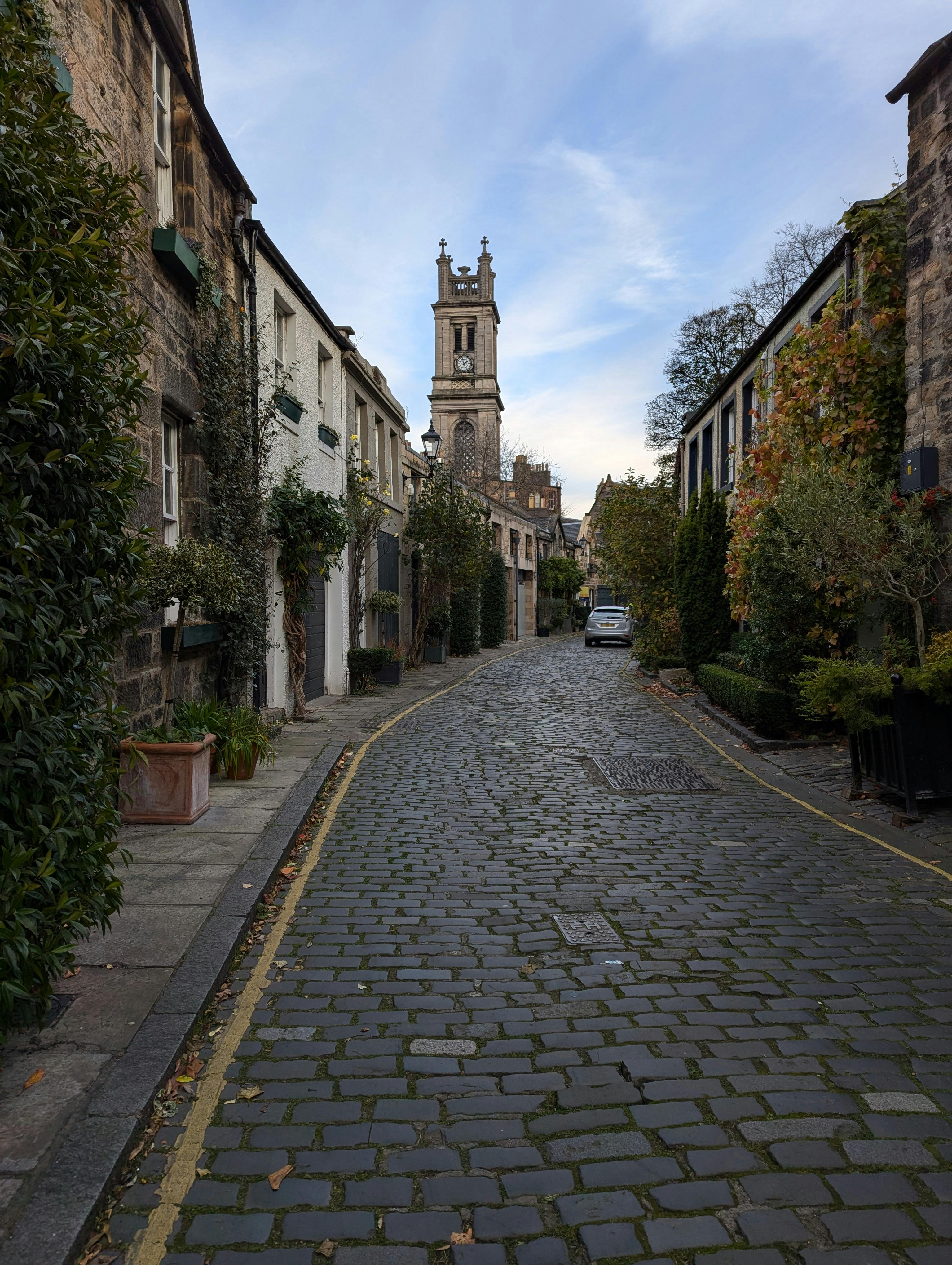 Charming Cobblestone Street in Edinburgh, Scotland · Free Stock Photo