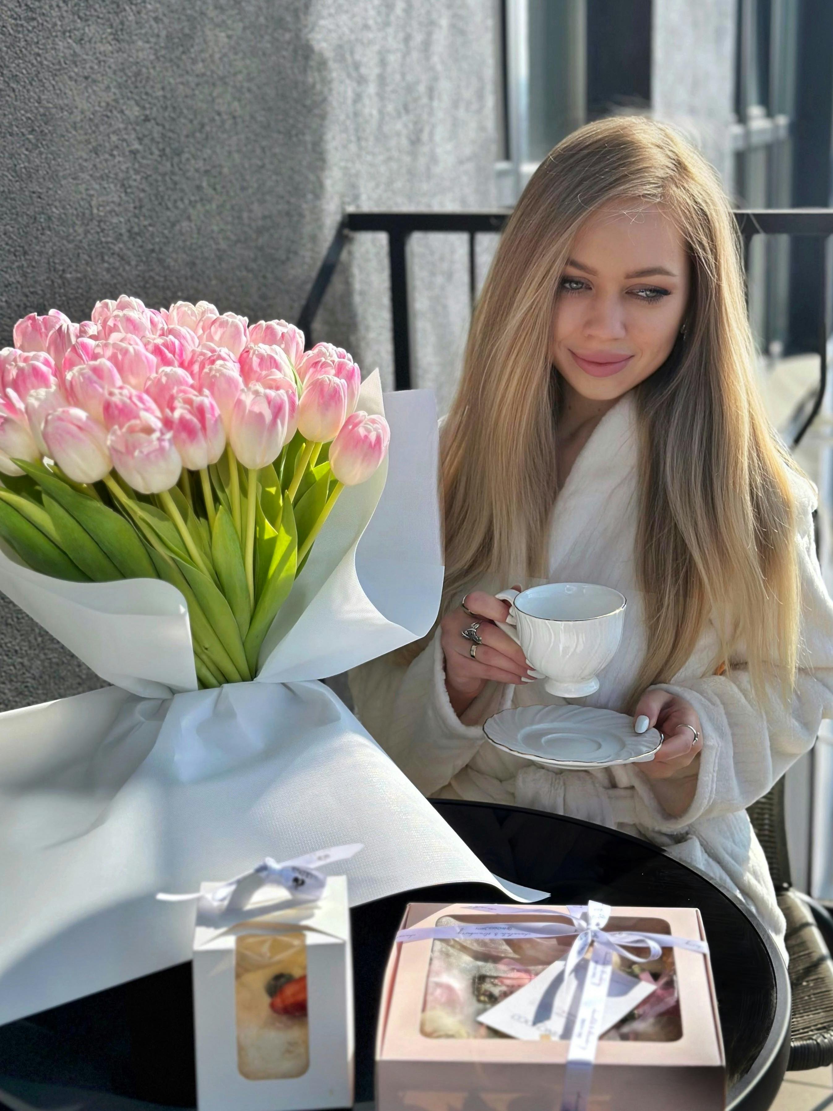 Frau Genießt Tee Mit Rosa Tulpen Auf Dem Balkon · Kostenloses Stock-Foto