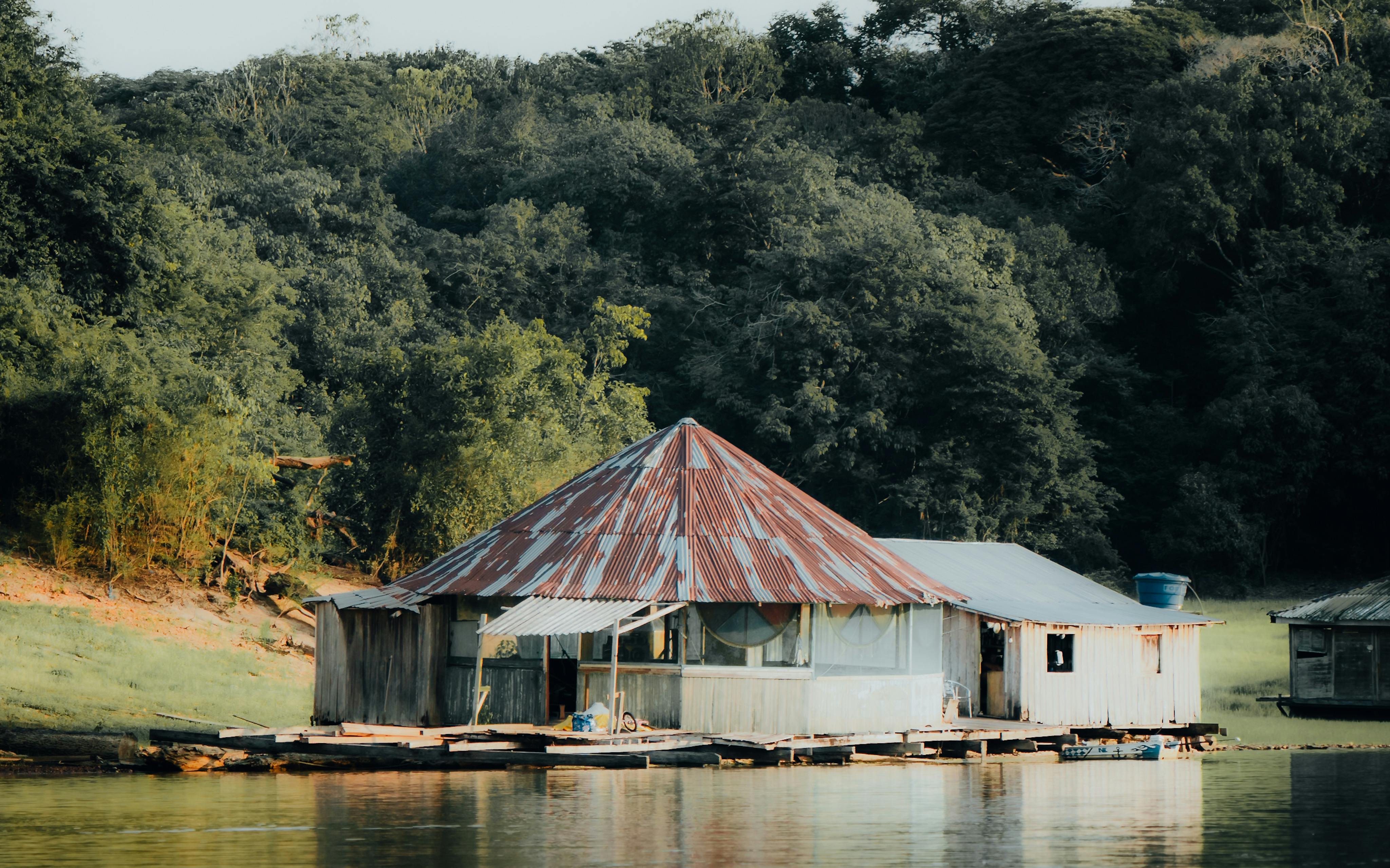 Rustic Riverside Cabin in Serene Forest · Free Stock Photo