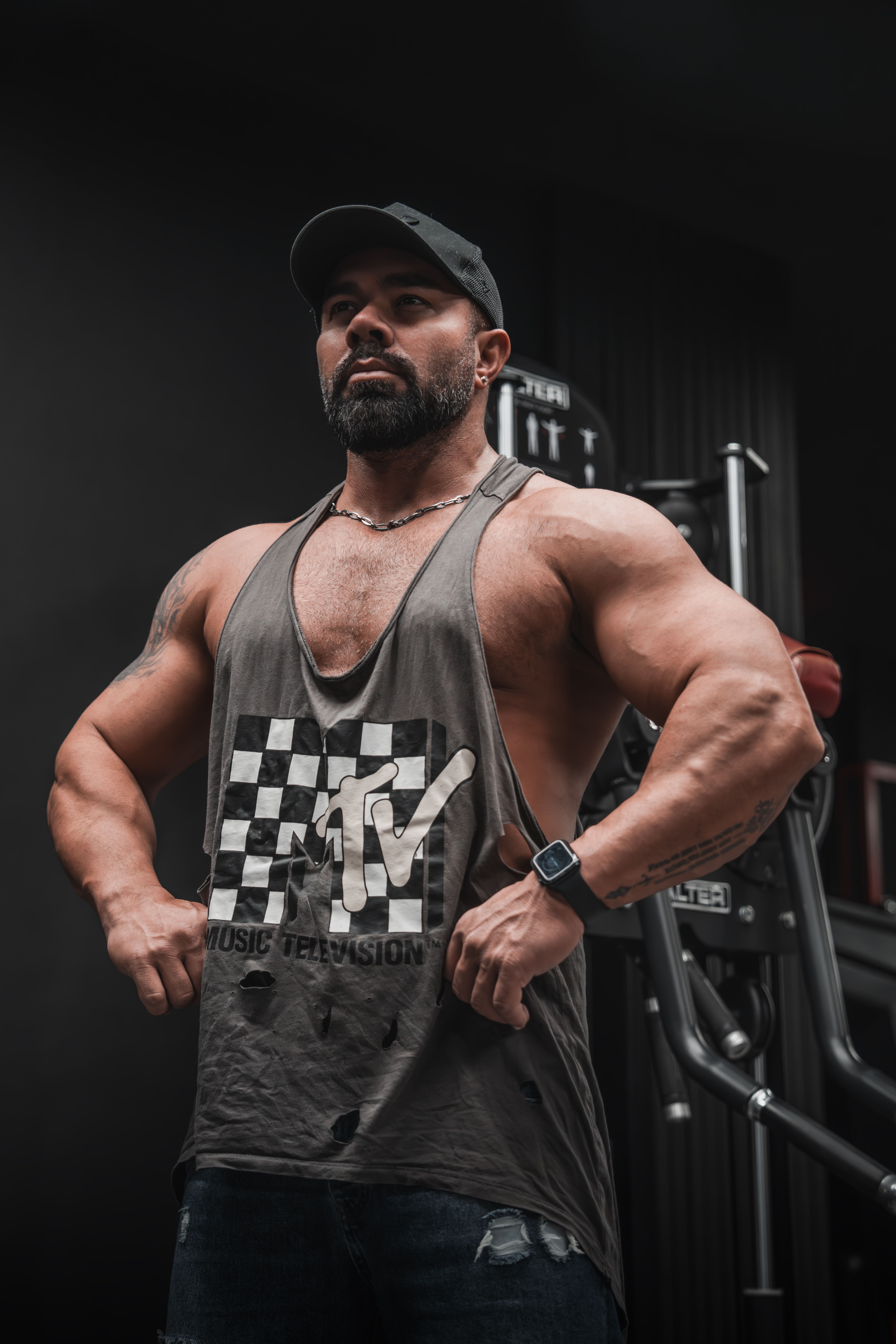Muscular Bodybuilder Posing in Gym Setting · Free Stock Photo