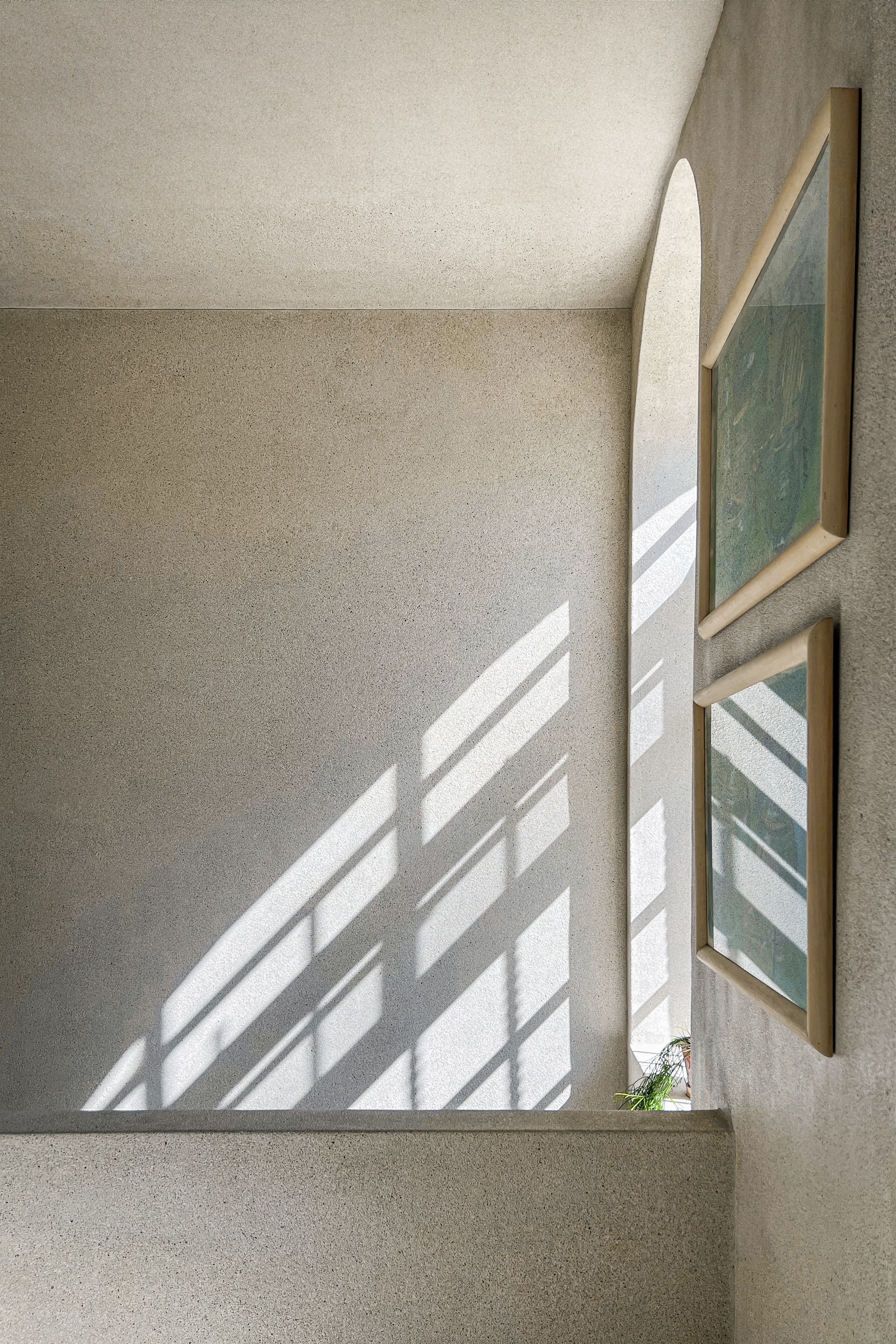 Elegant Sunlit Wall with Artistic Shadows in Amman · Free Stock Photo