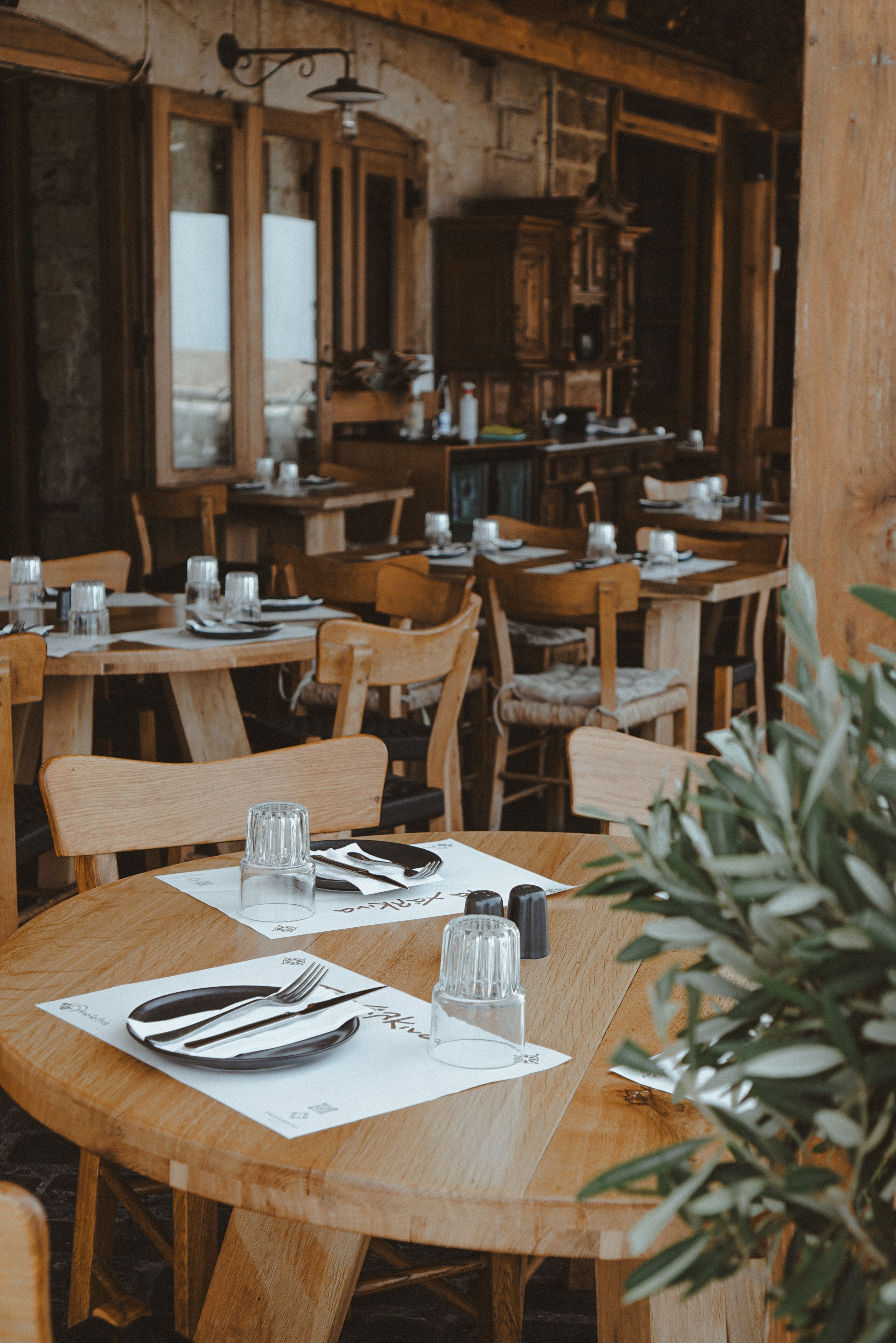 Intérieur De Restaurant Rustique Et Confortable Avec Des Meubles En ...