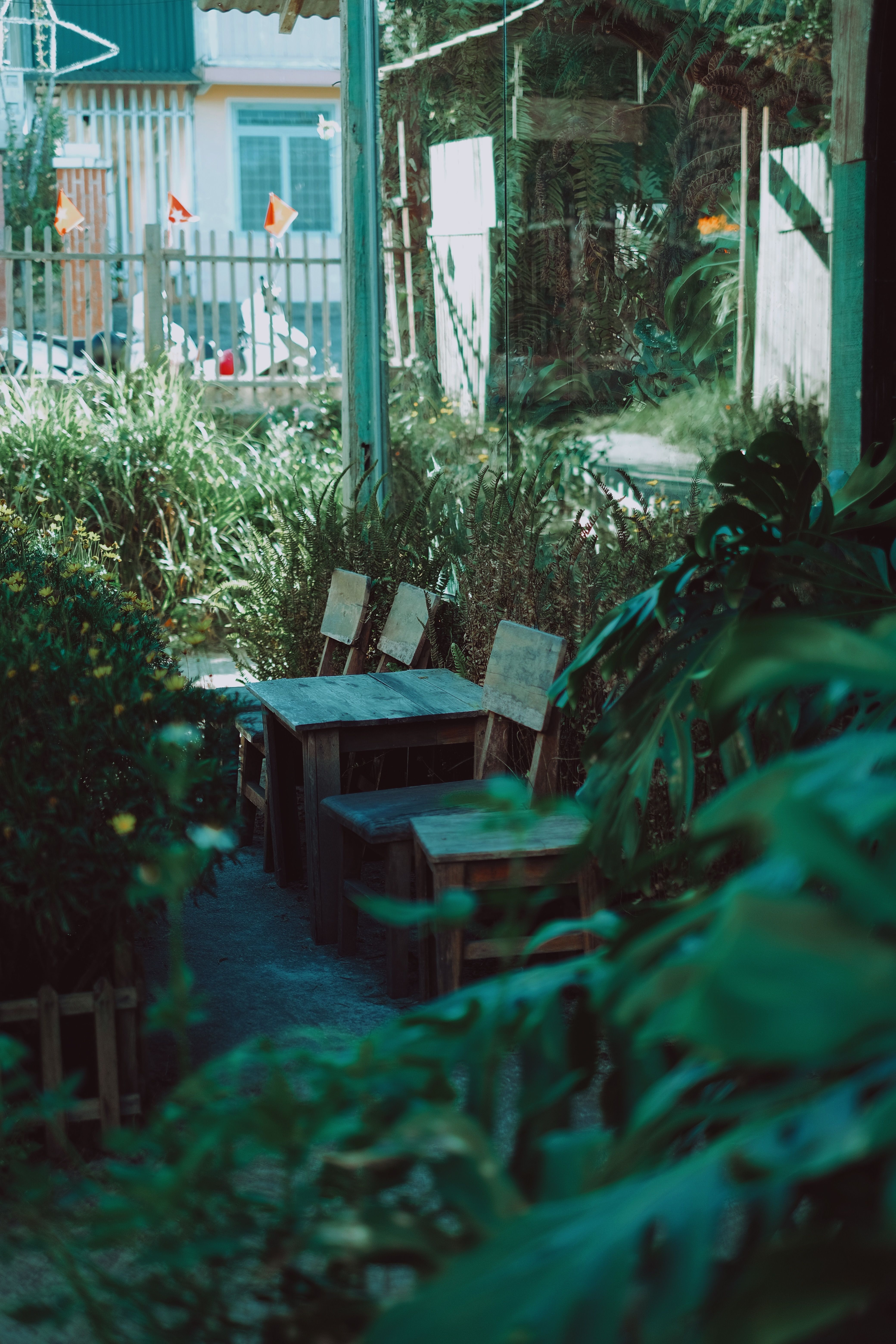 Rustic Outdoor Cafe Seating in Lush Garden · Free Stock Photo