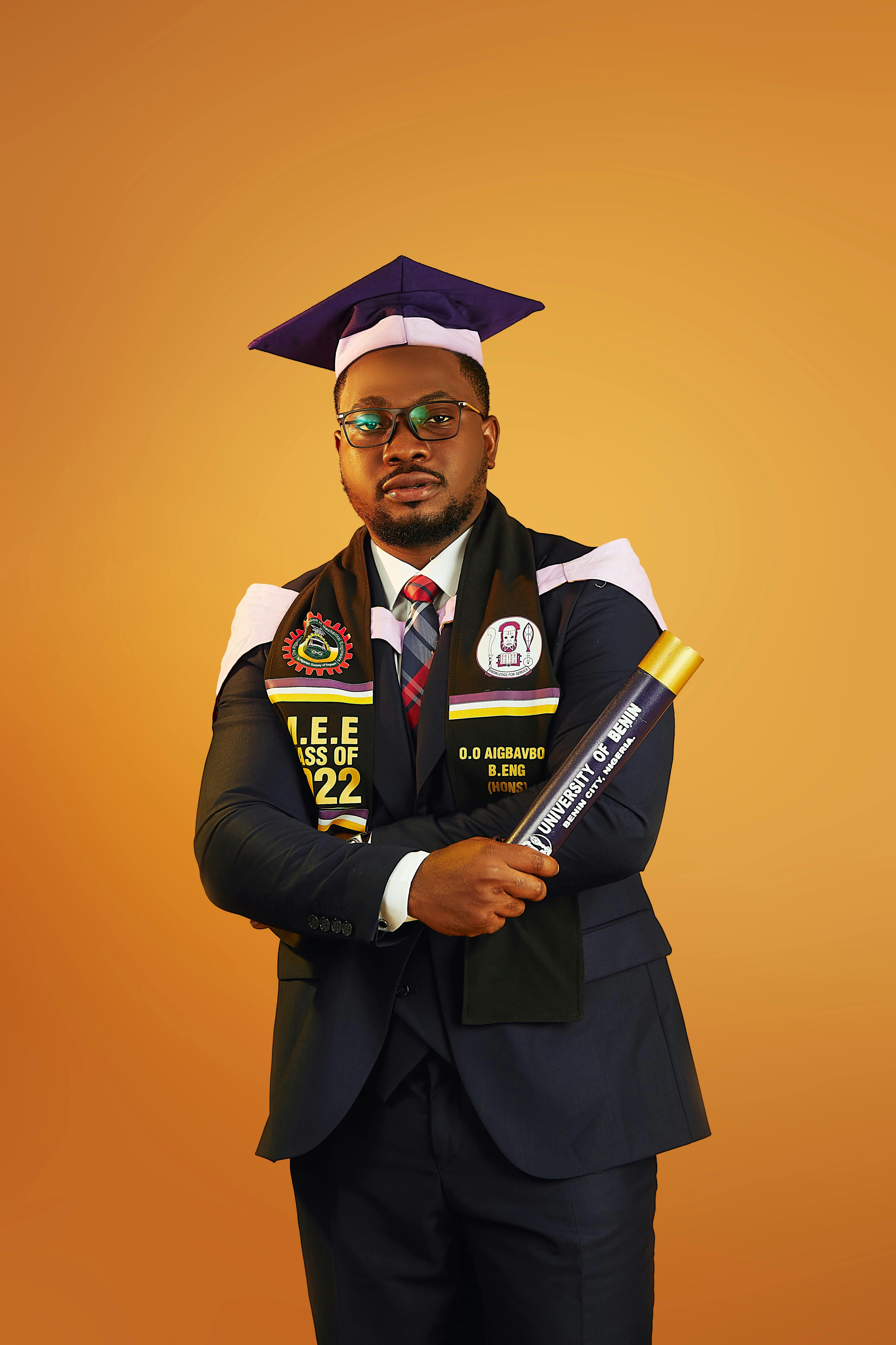 Retrato De Graduación De Un Graduado Masculino Con Diploma · Foto de ...