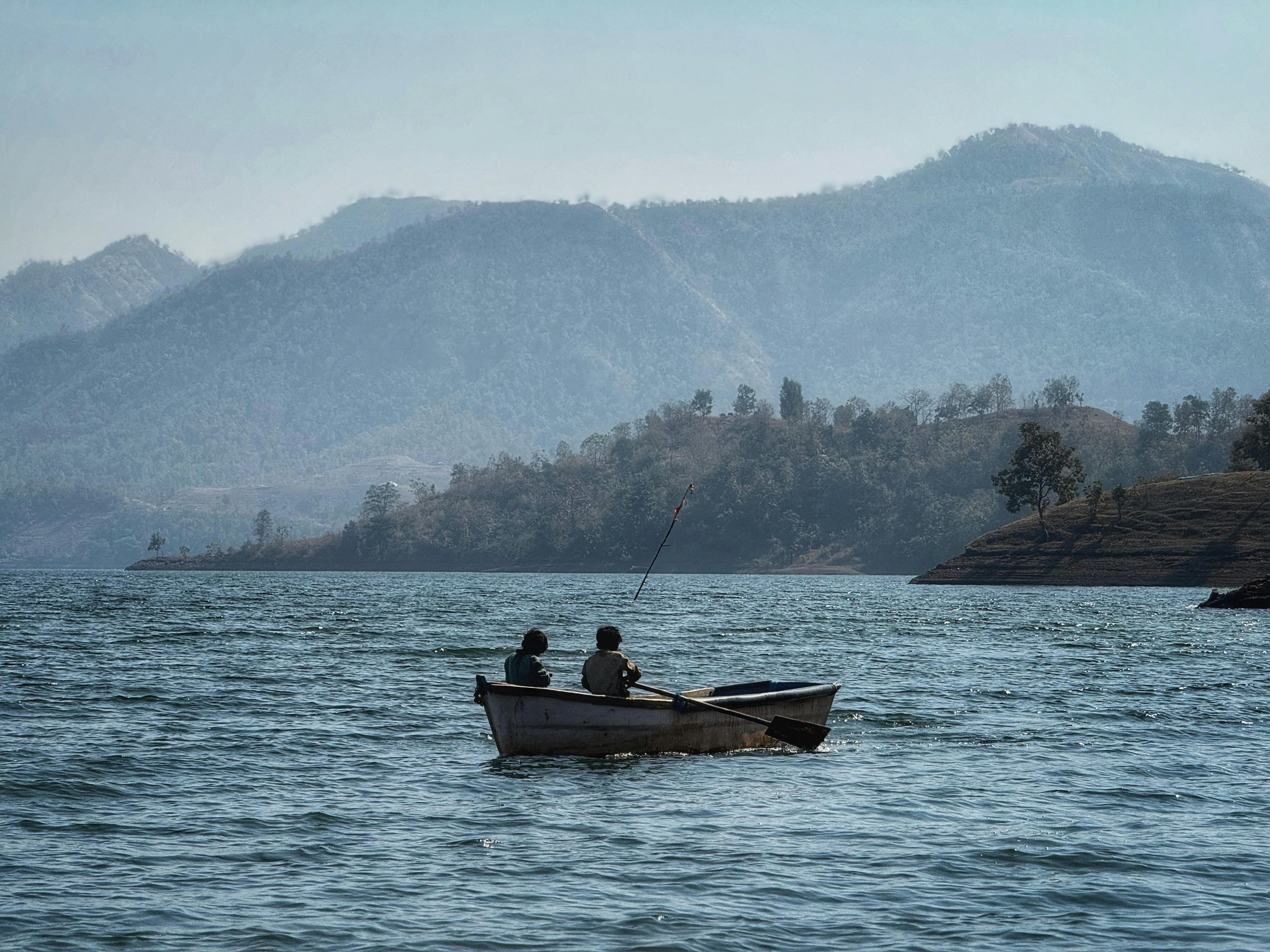 Memancing Dengan Suasana Tenang Di Pemandangan Danau Pegunungan · Foto ...