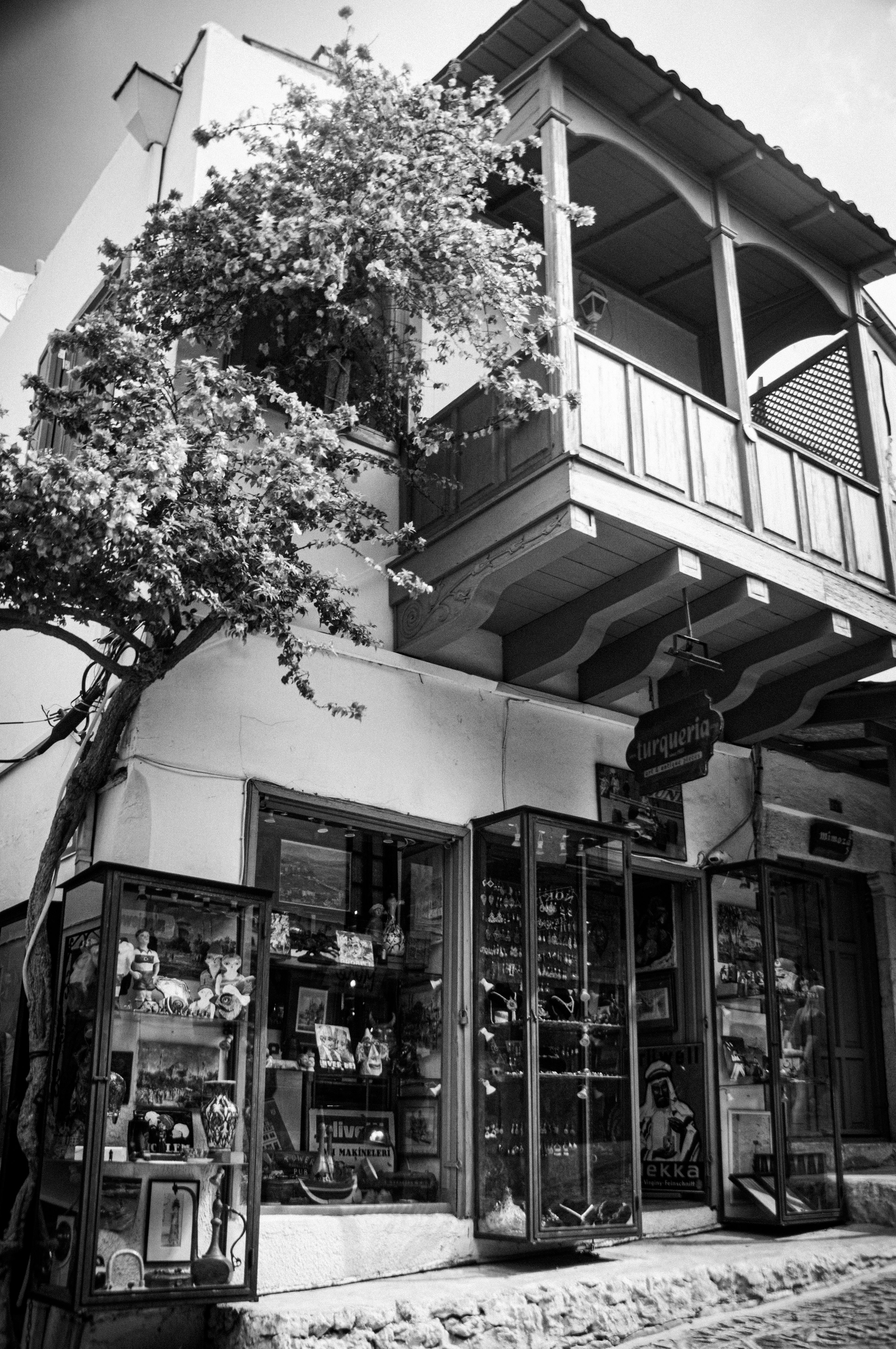 Charming Vintage Shopfront with Balcony Architecture · Free Stock Photo