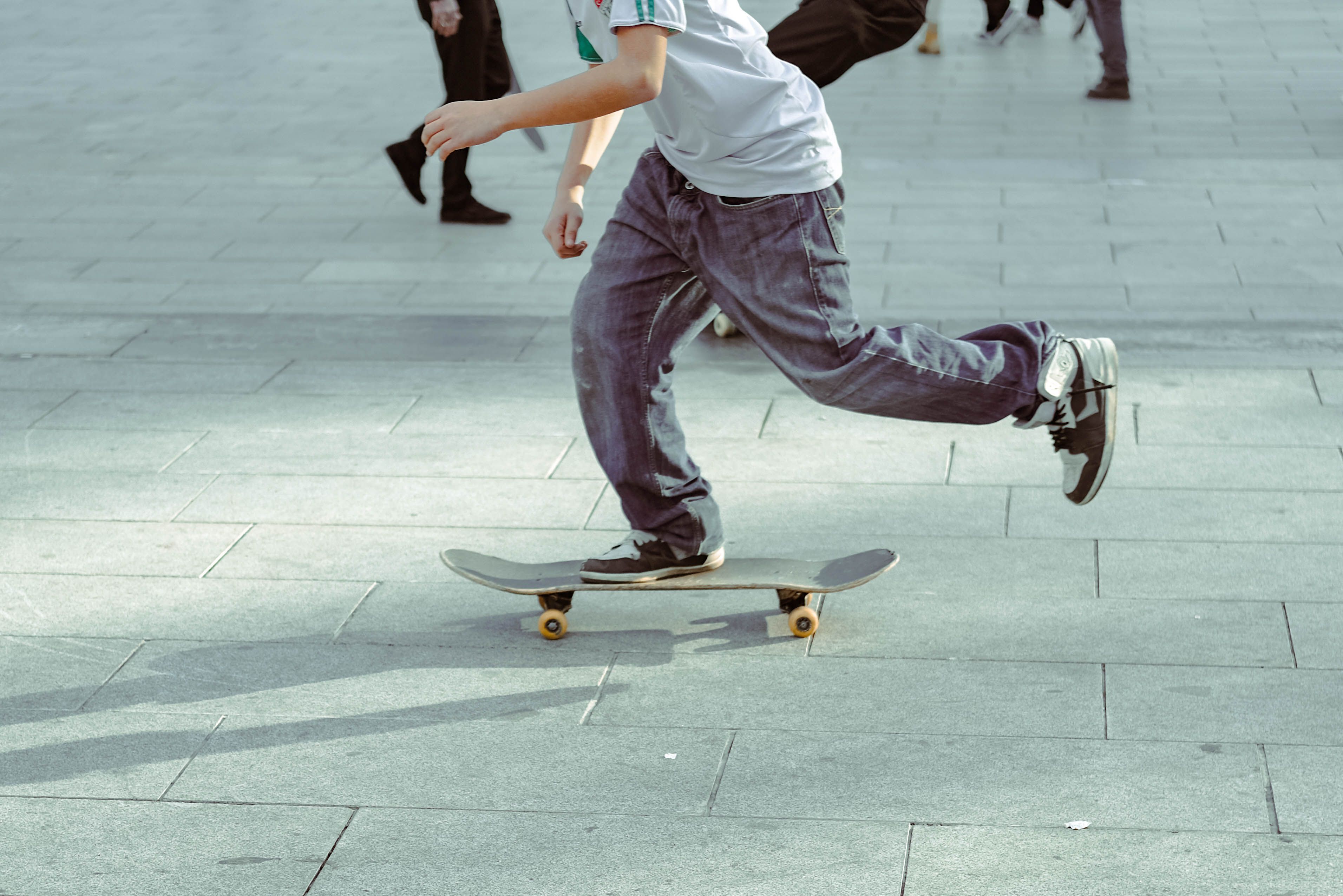 Teen skateboarding in urban cityscape · Free Stock Photo