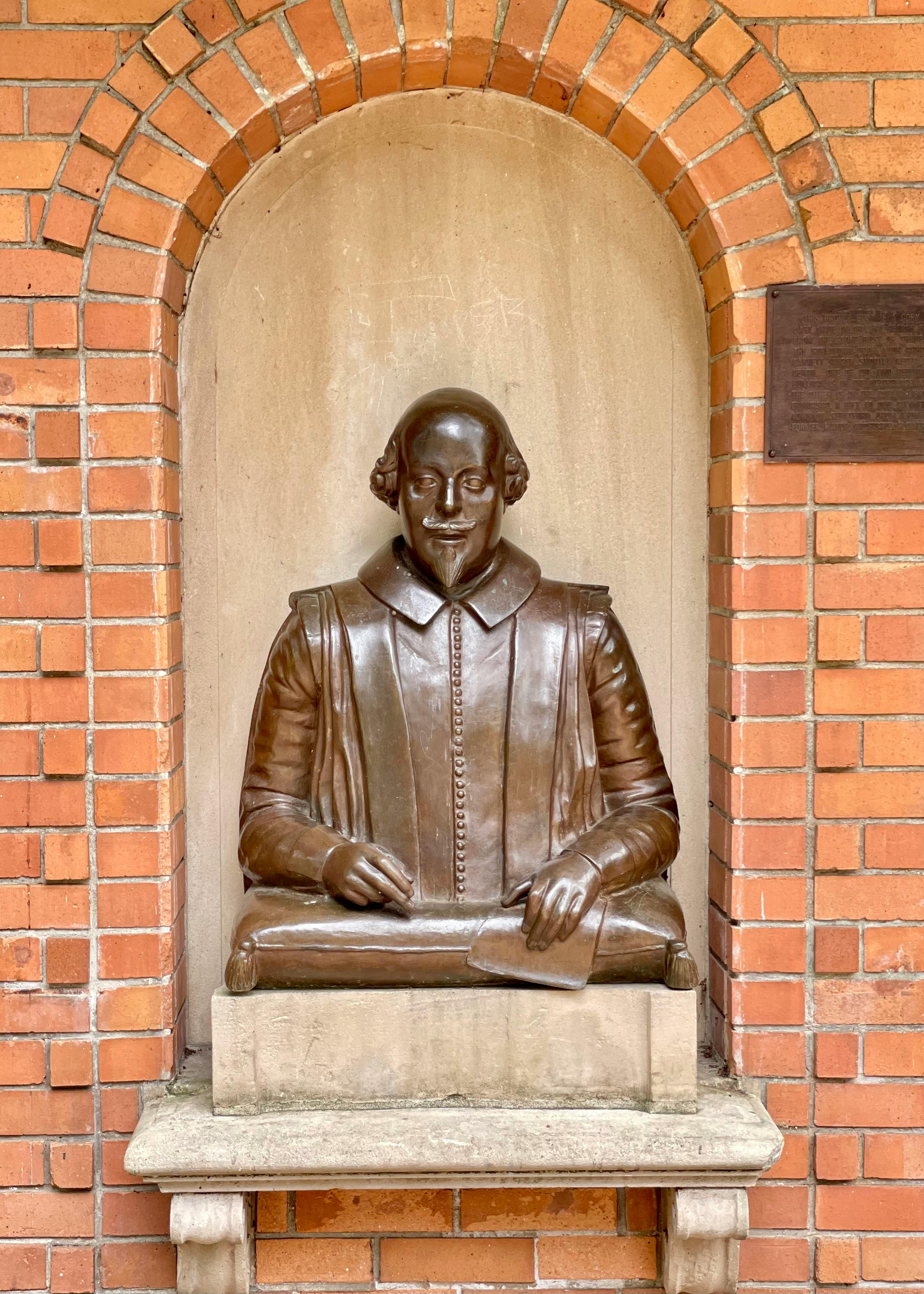 Bronze Bust of Historical Figure in Brick Niche · Free Stock Photo
