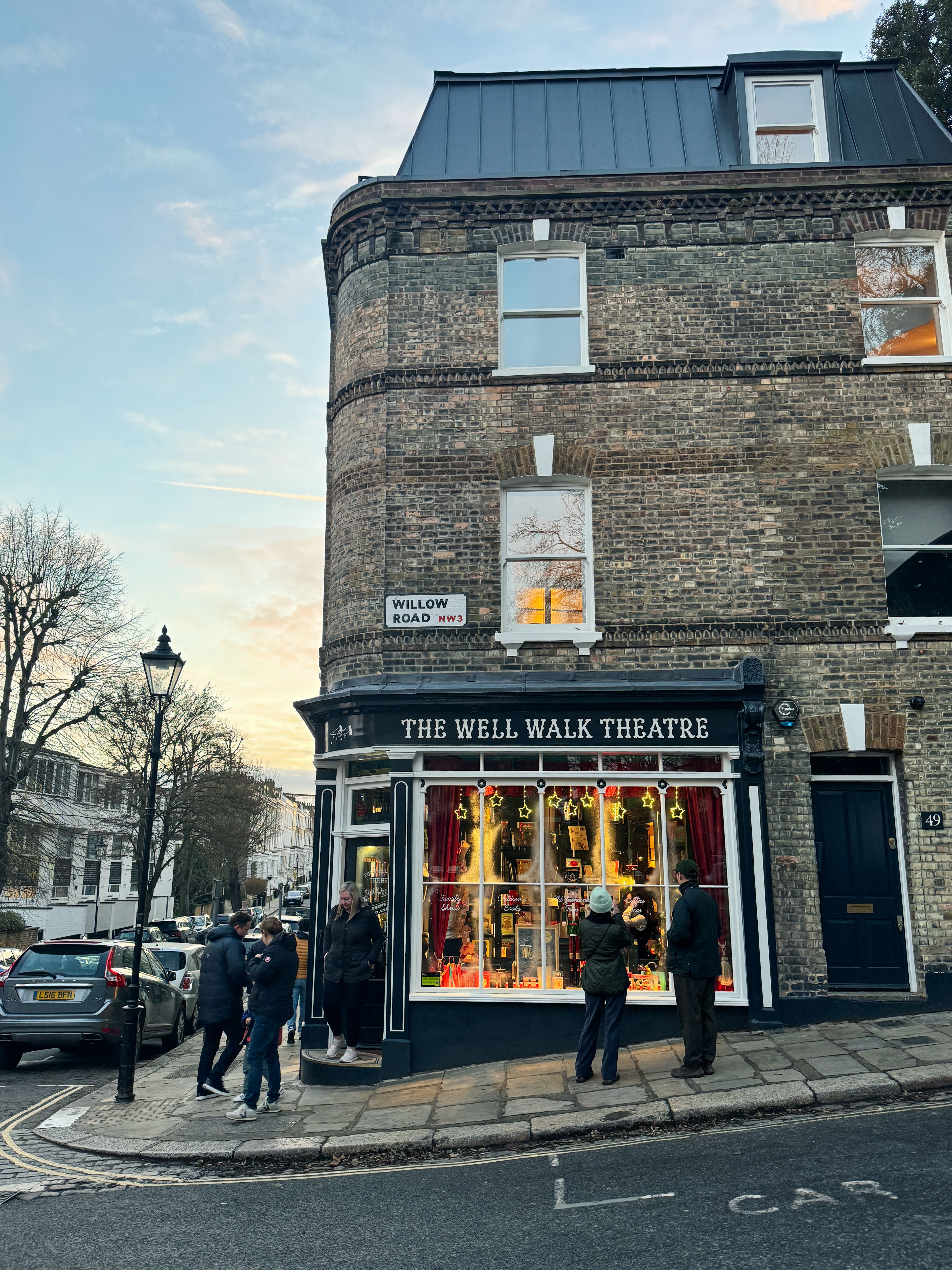 Charming Street Scene at The Well Walk Theatre · Free Stock Photo