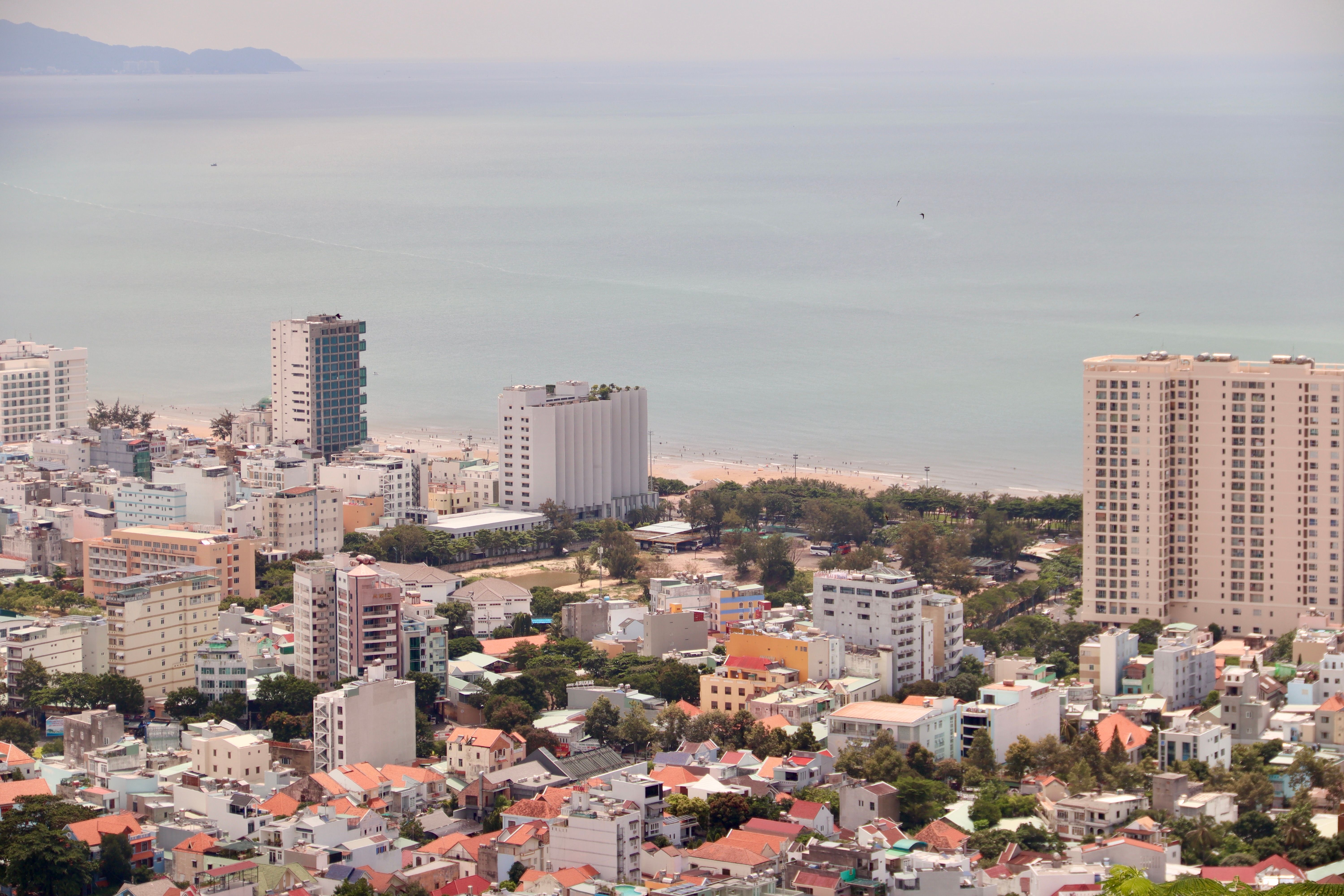Cityscape Overlooking Tropical Beachfront Skyline · Free Stock Photo