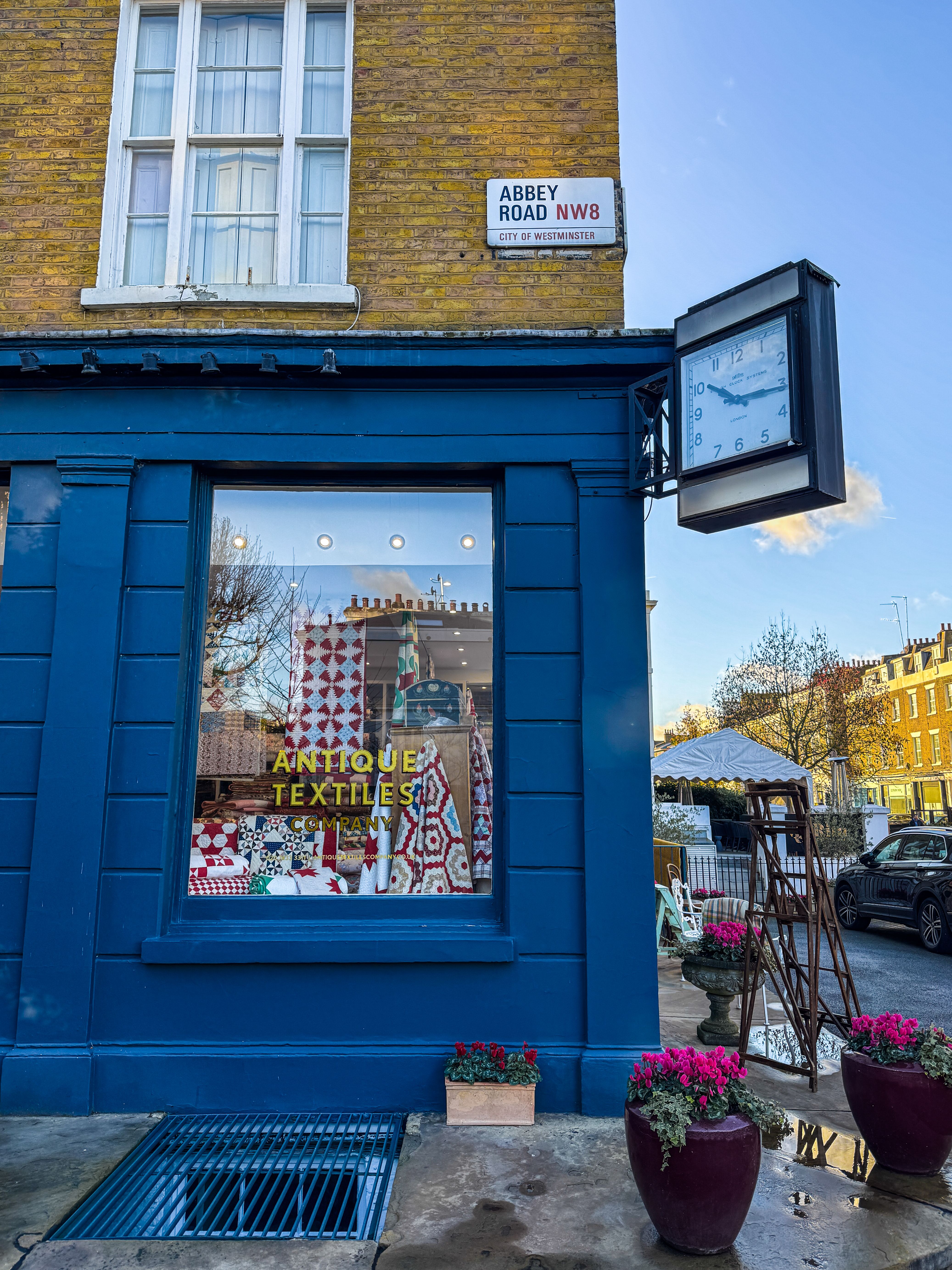 Charming London Street with Antique Storefront · Free Stock Photo