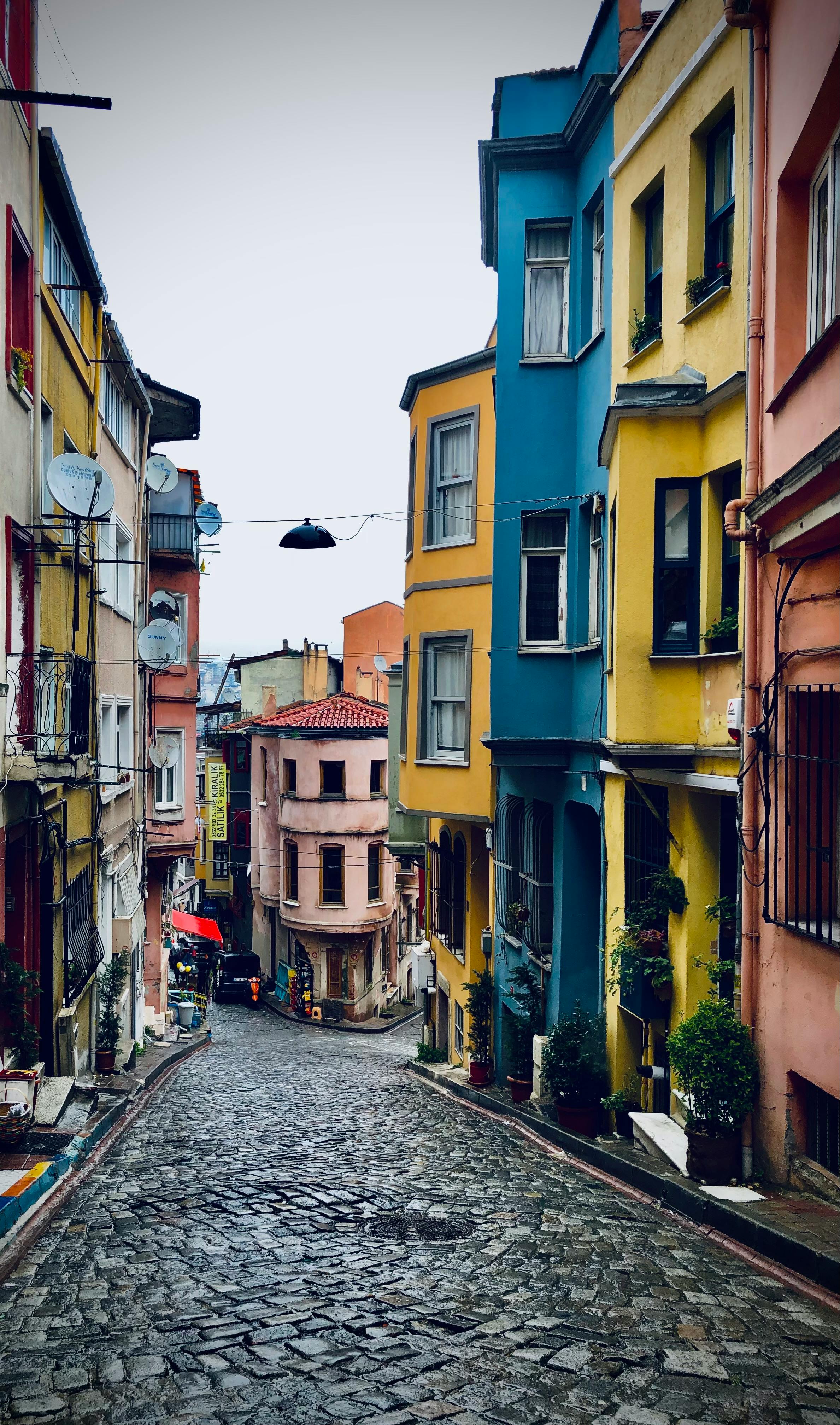 Colorful Cobblestone Street in Historic Area · Free Stock Photo