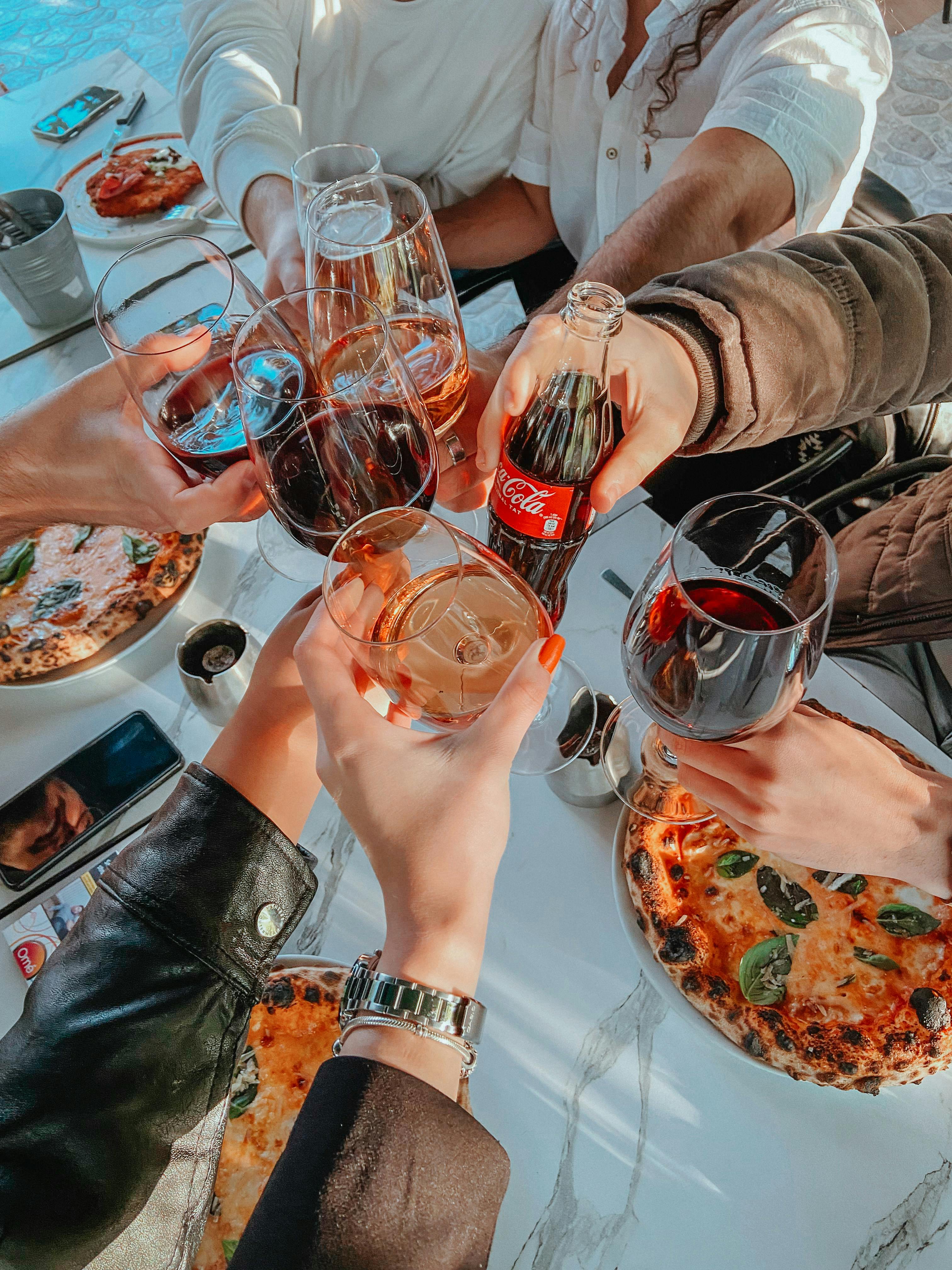 Brindis Grupal Con Vino Y Pizza Al Aire Libre · Foto de stock gratuita