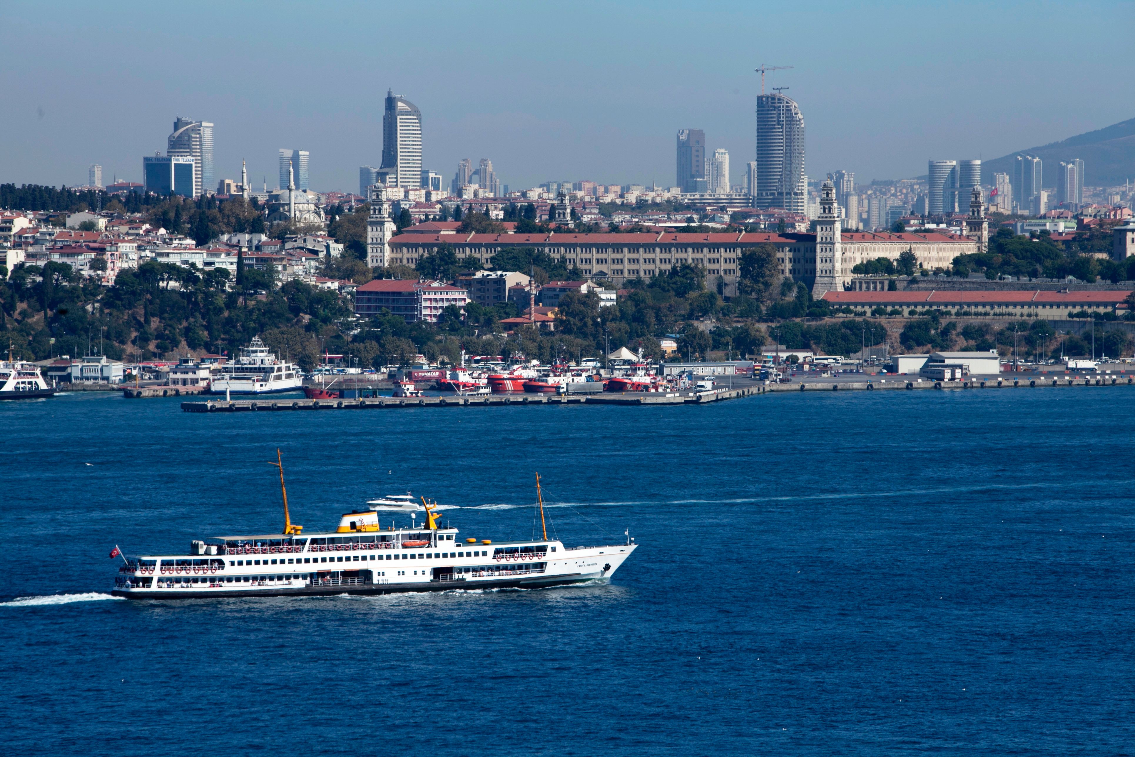 Vista Panorámica De Estambul Con Ferry Por El Bósforo · Foto de stock ...