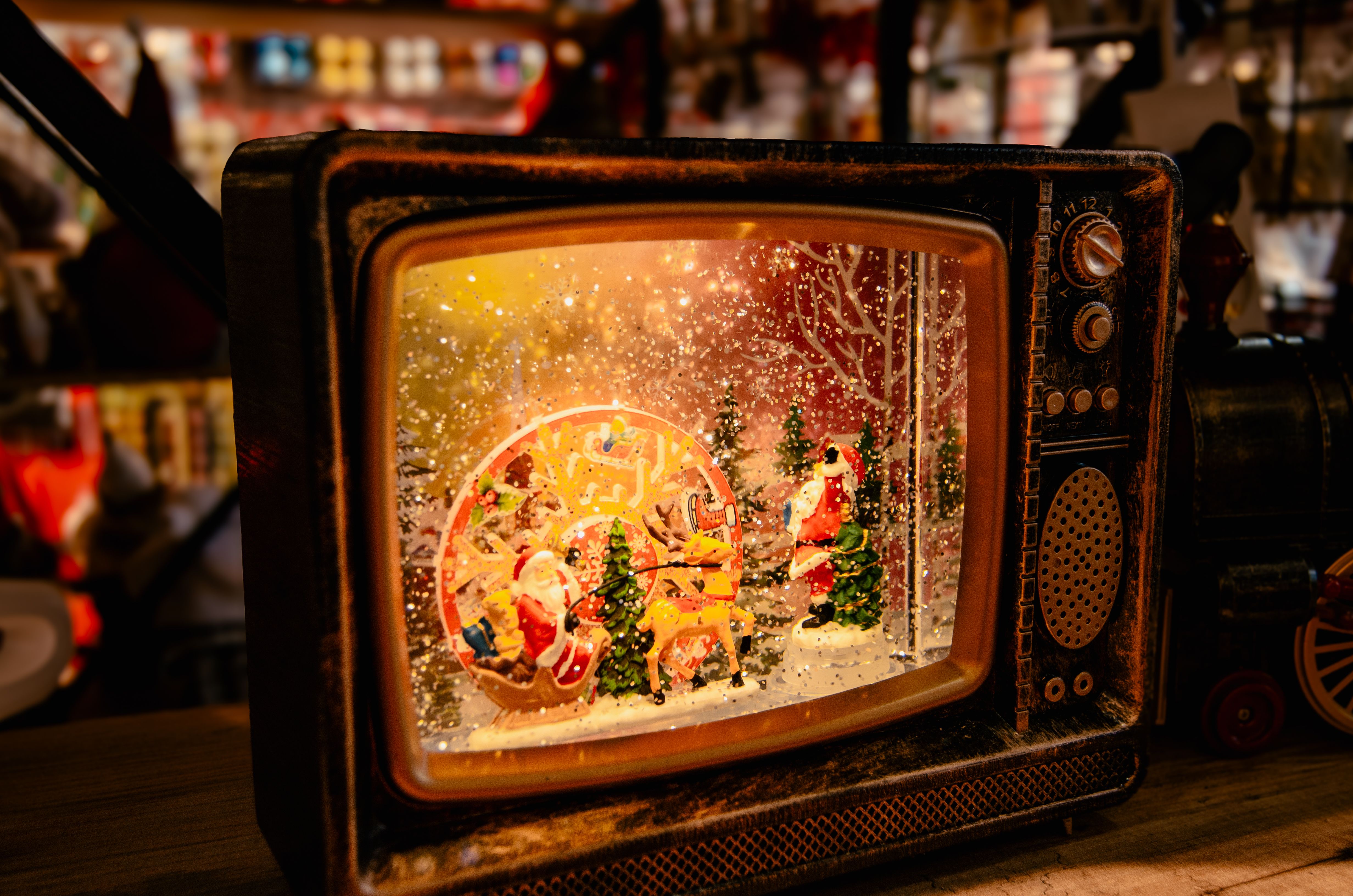 Vintage TV with Enchanting Christmas Scene Display · Free Stock Photo