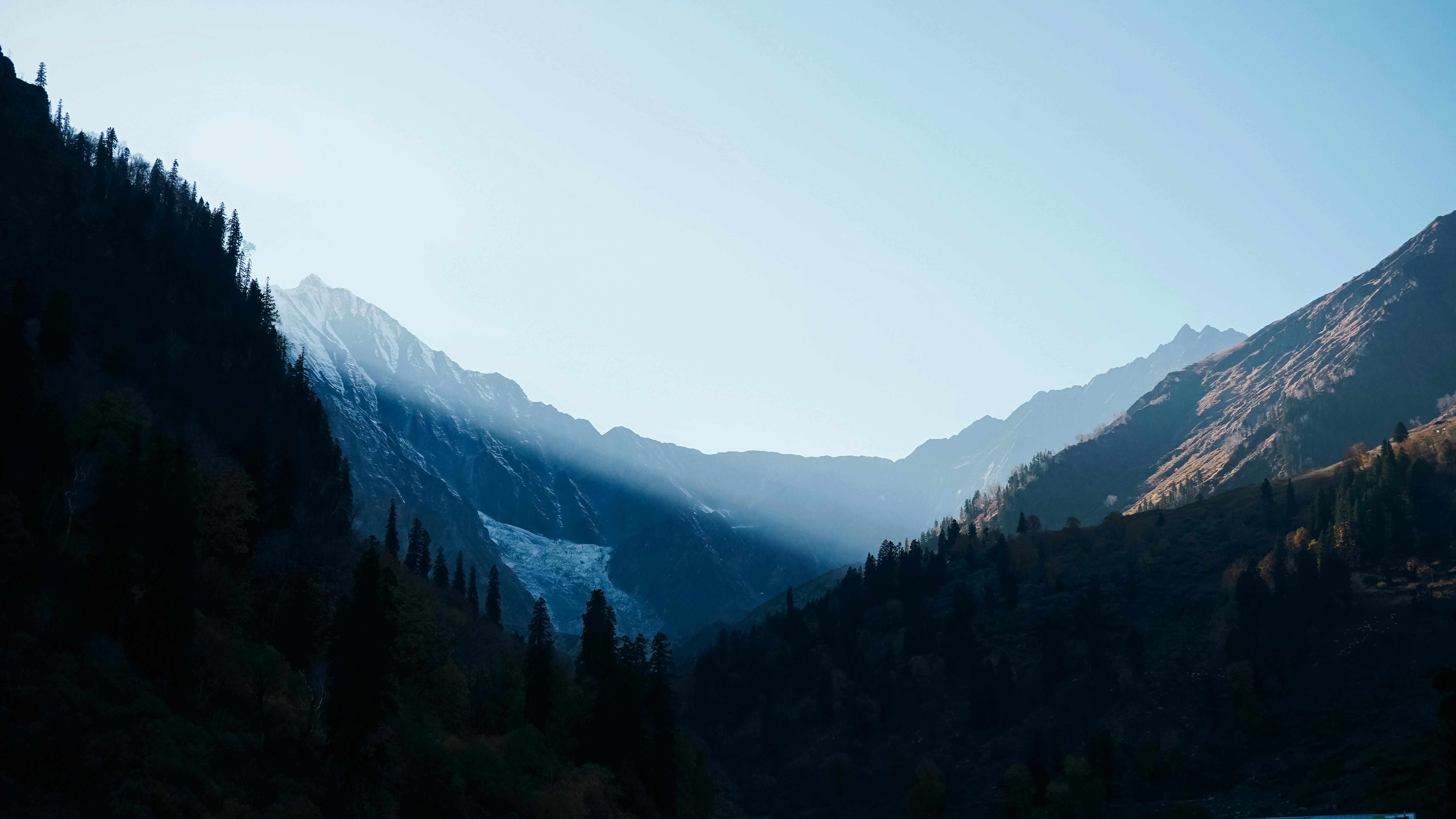 Stunning Mountain Valley with Clear Blue Sky · Free Stock Photo