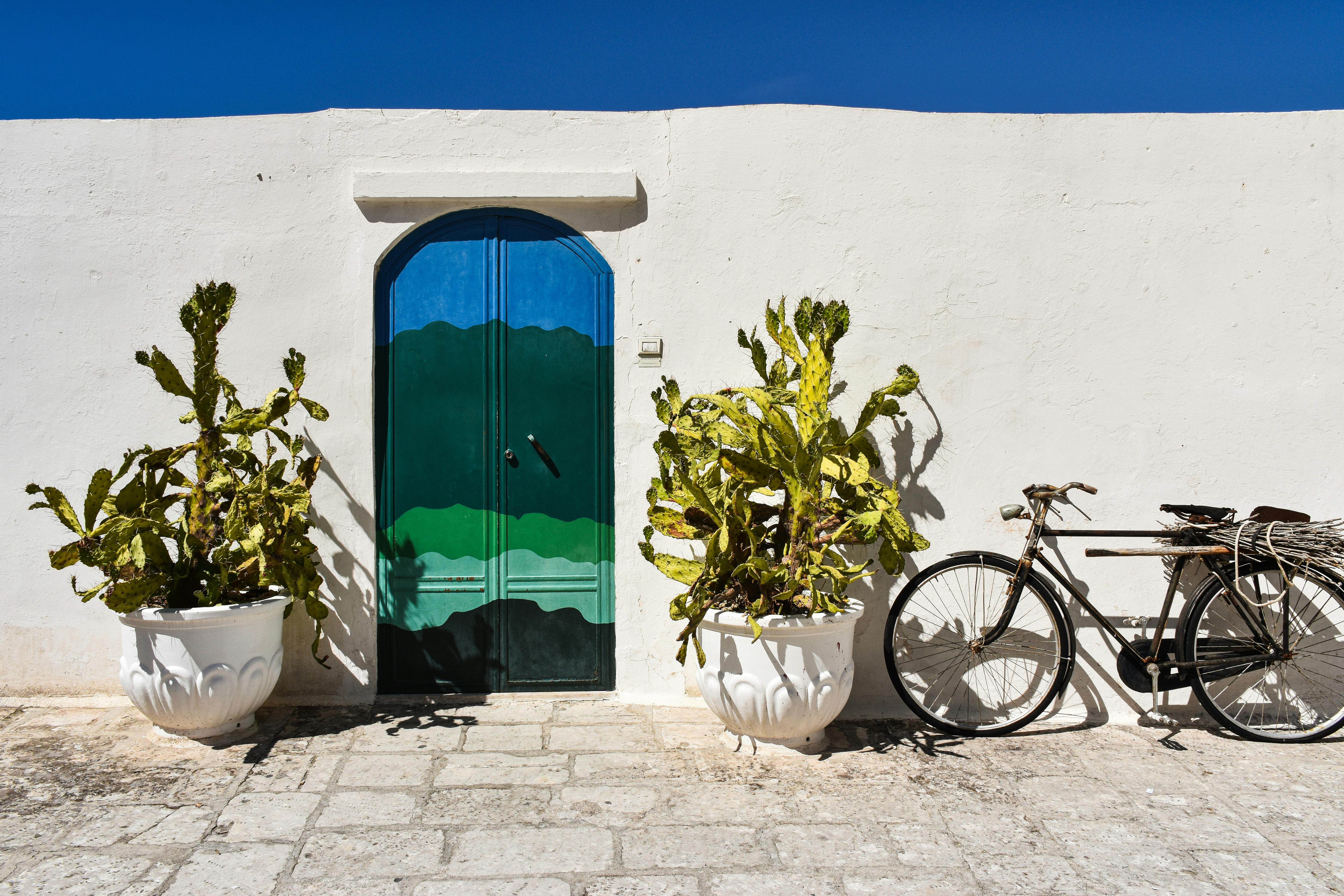Charming Mediterranean Doorway in Apulia, Italy · Free Stock Photo