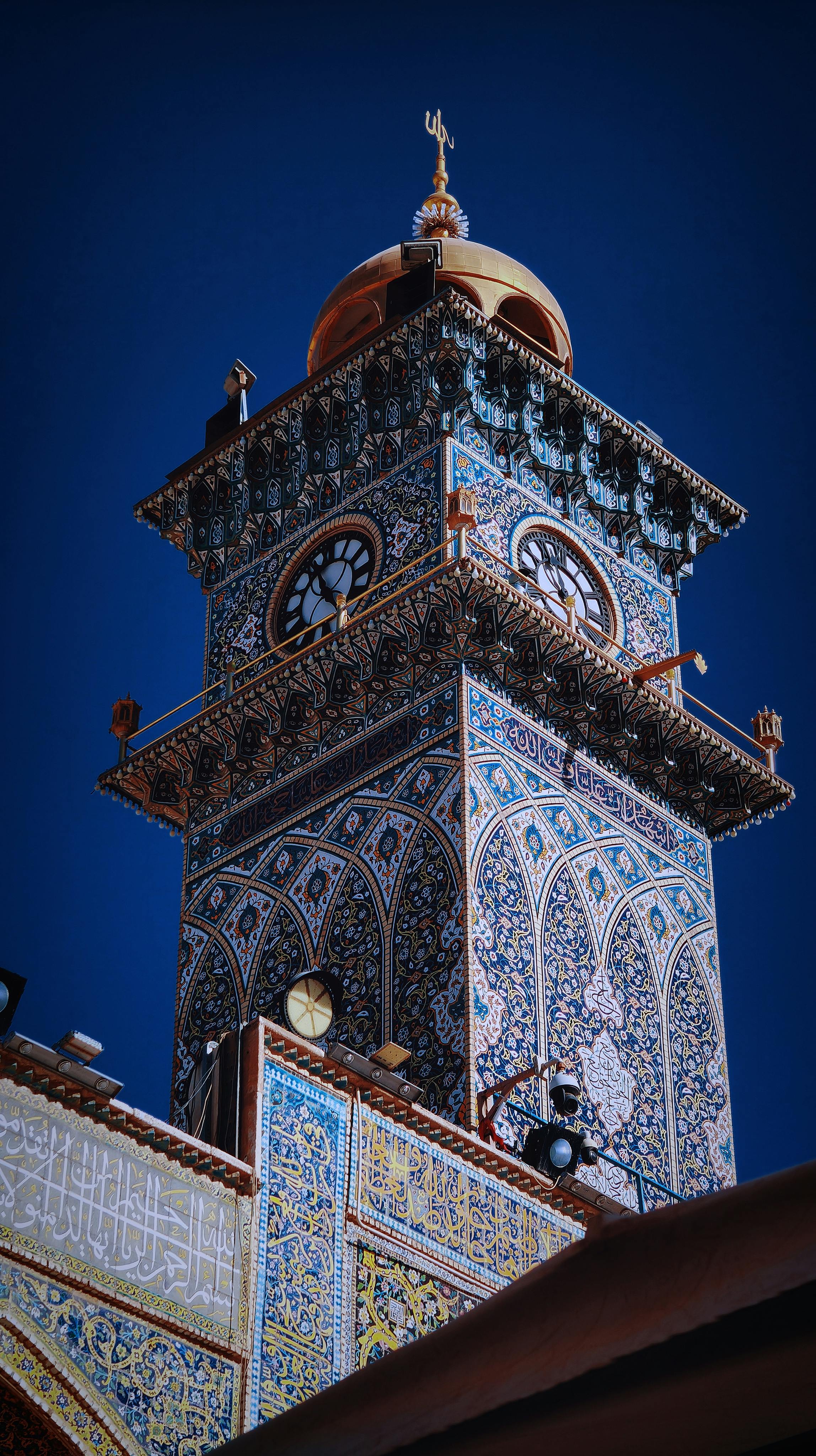 Stunning Islamic Architecture Tower with Mosaic · Free Stock Photo