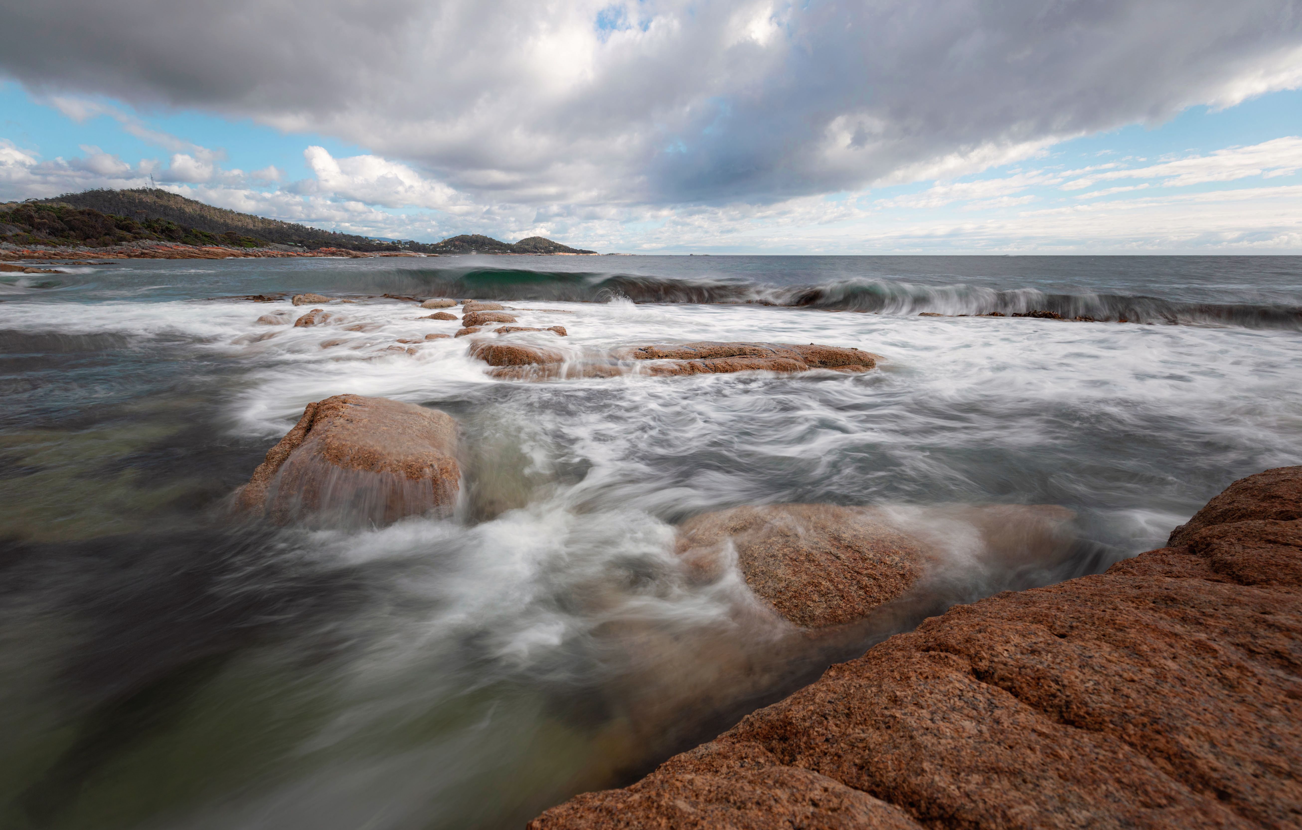 Dramatic Coastal Waves in Bicheno, Tasmania · Free Stock Photo