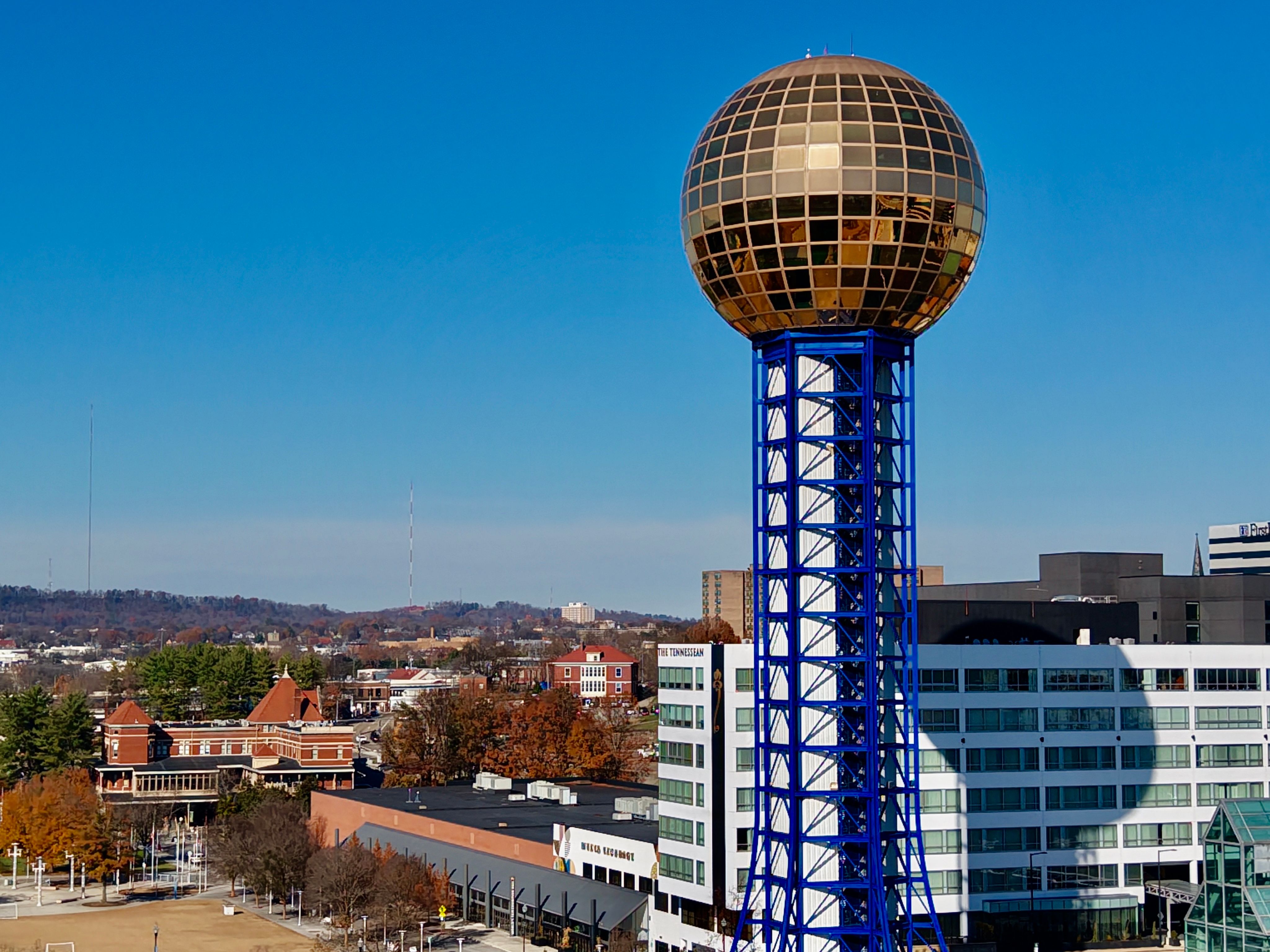 Sunsphere De Knoxville Contra Un Cielo Azul Claro · Foto de stock gratuita