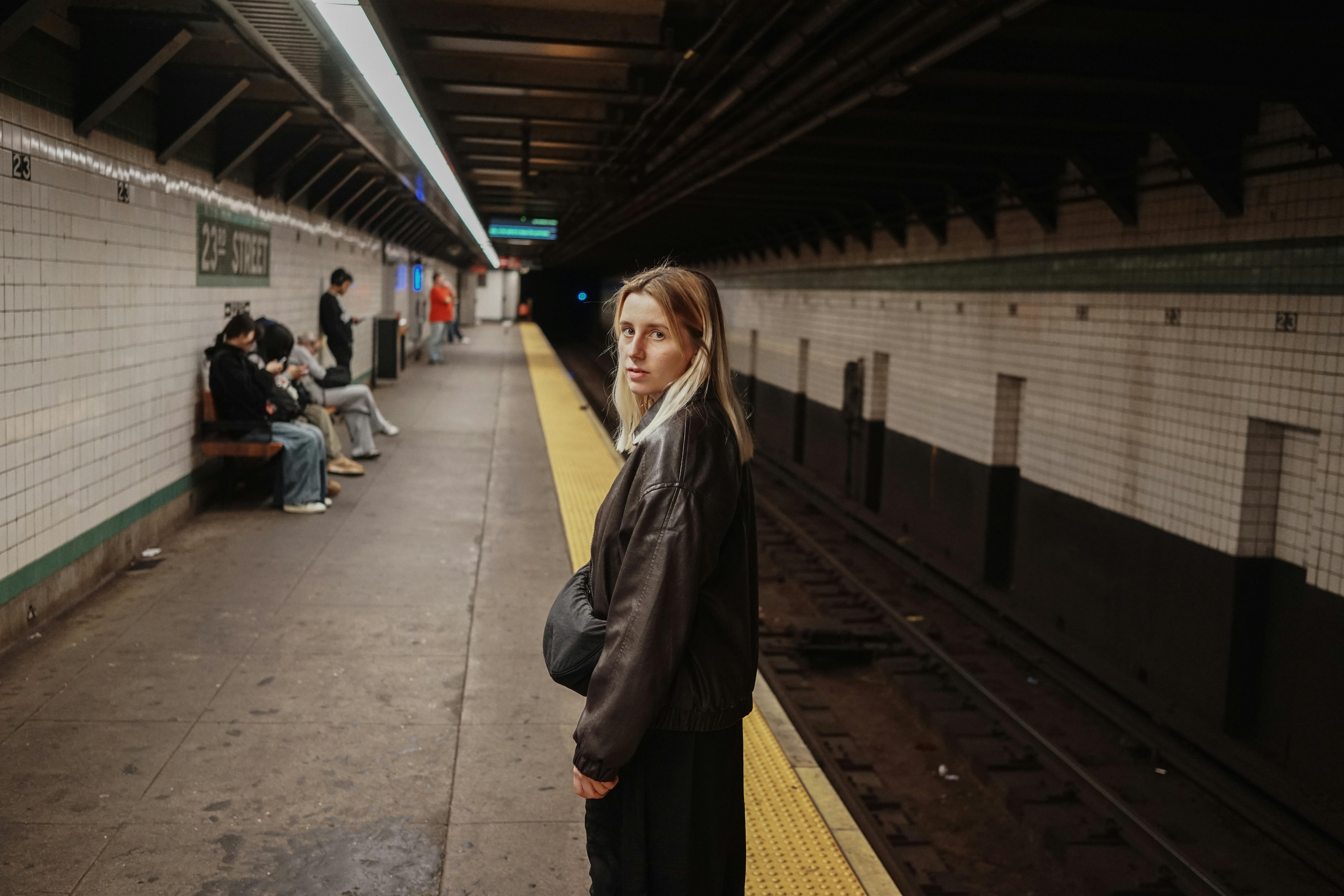 Mujer Posando En La Plataforma Del Metro De Nueva York · Foto de stock ...