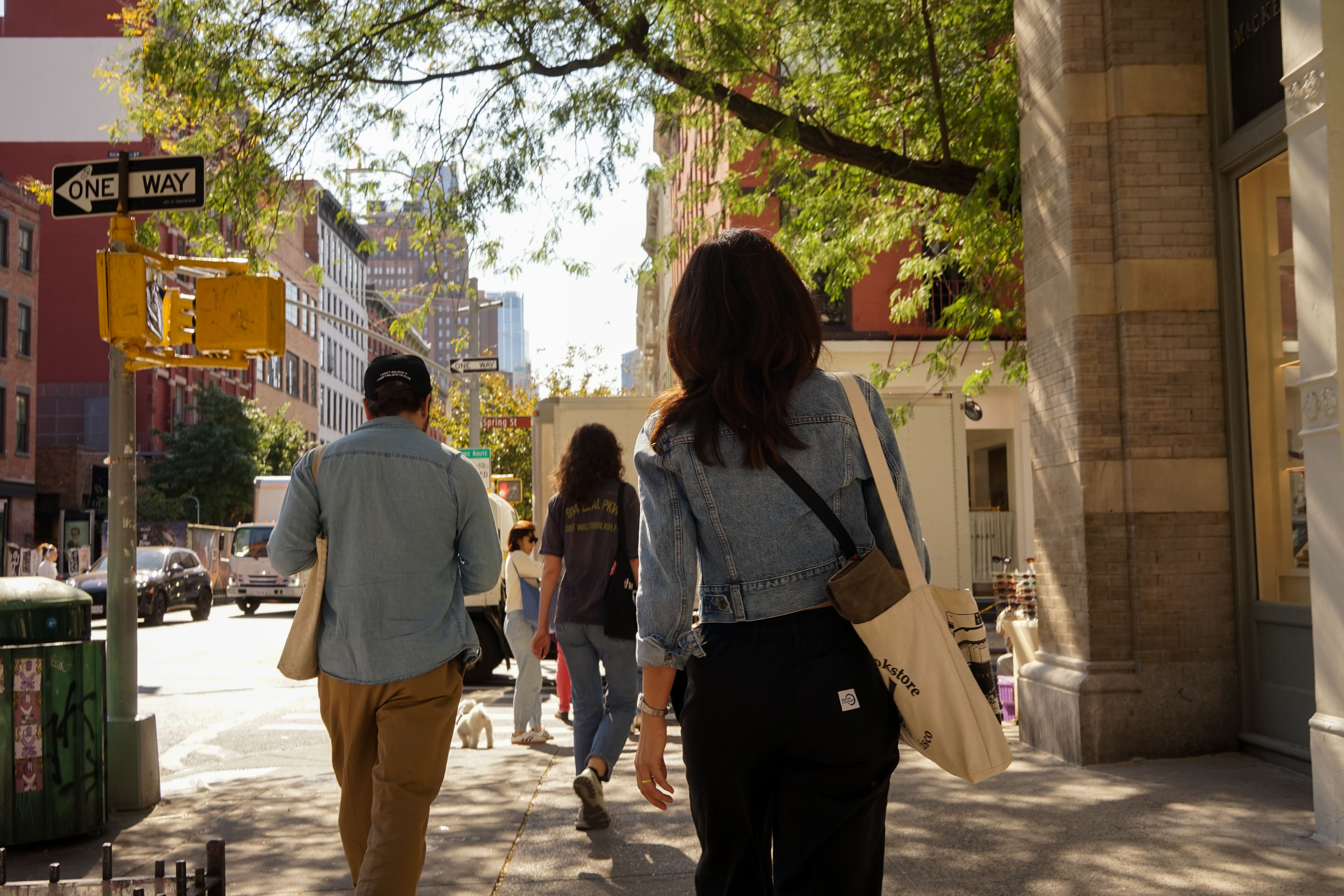 Sunny Street Scene with Pedestrians in Urban Setting · Free Stock Photo